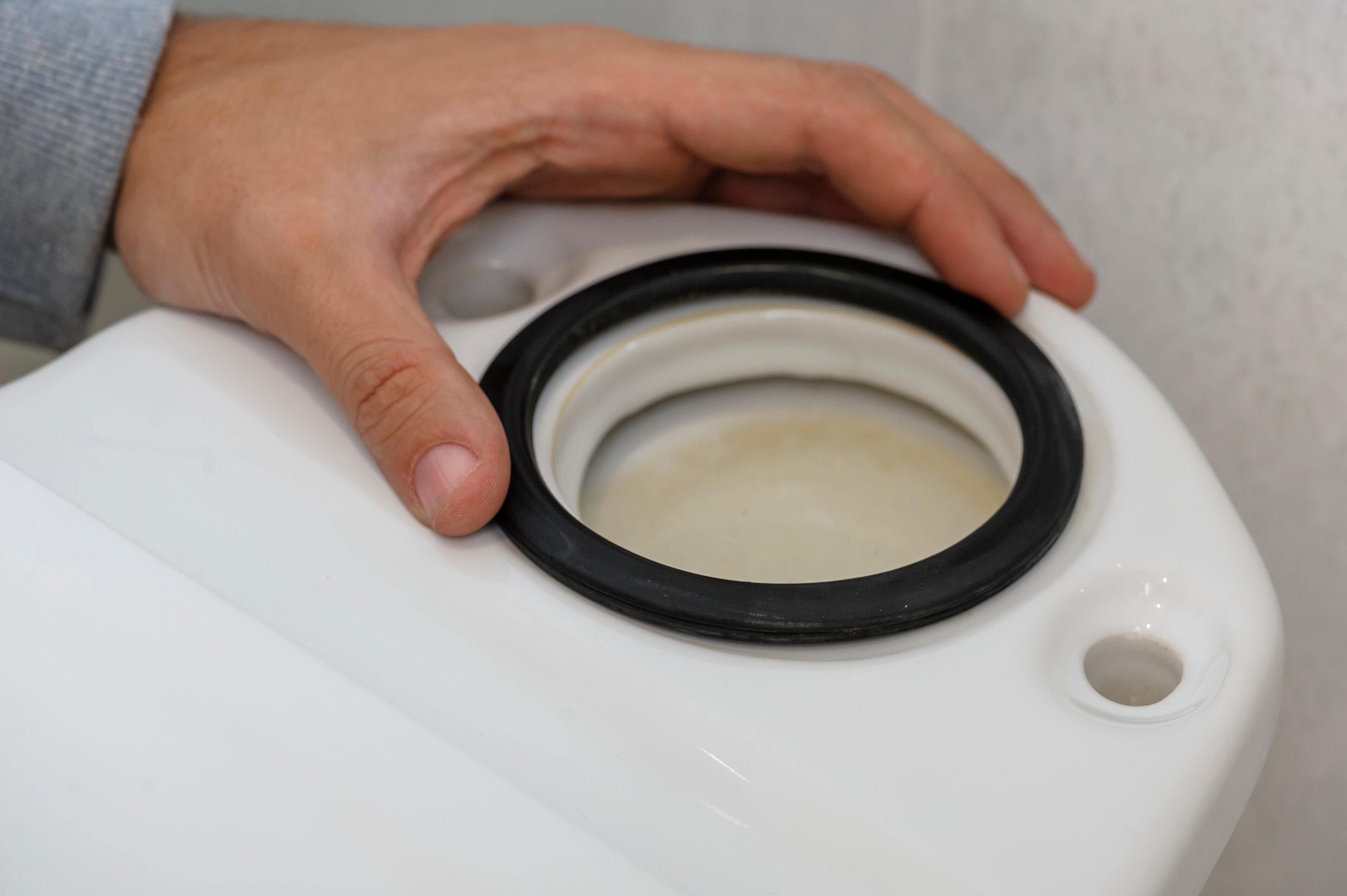 Cómo arreglar una cisterna del WC | Leroy Merlin