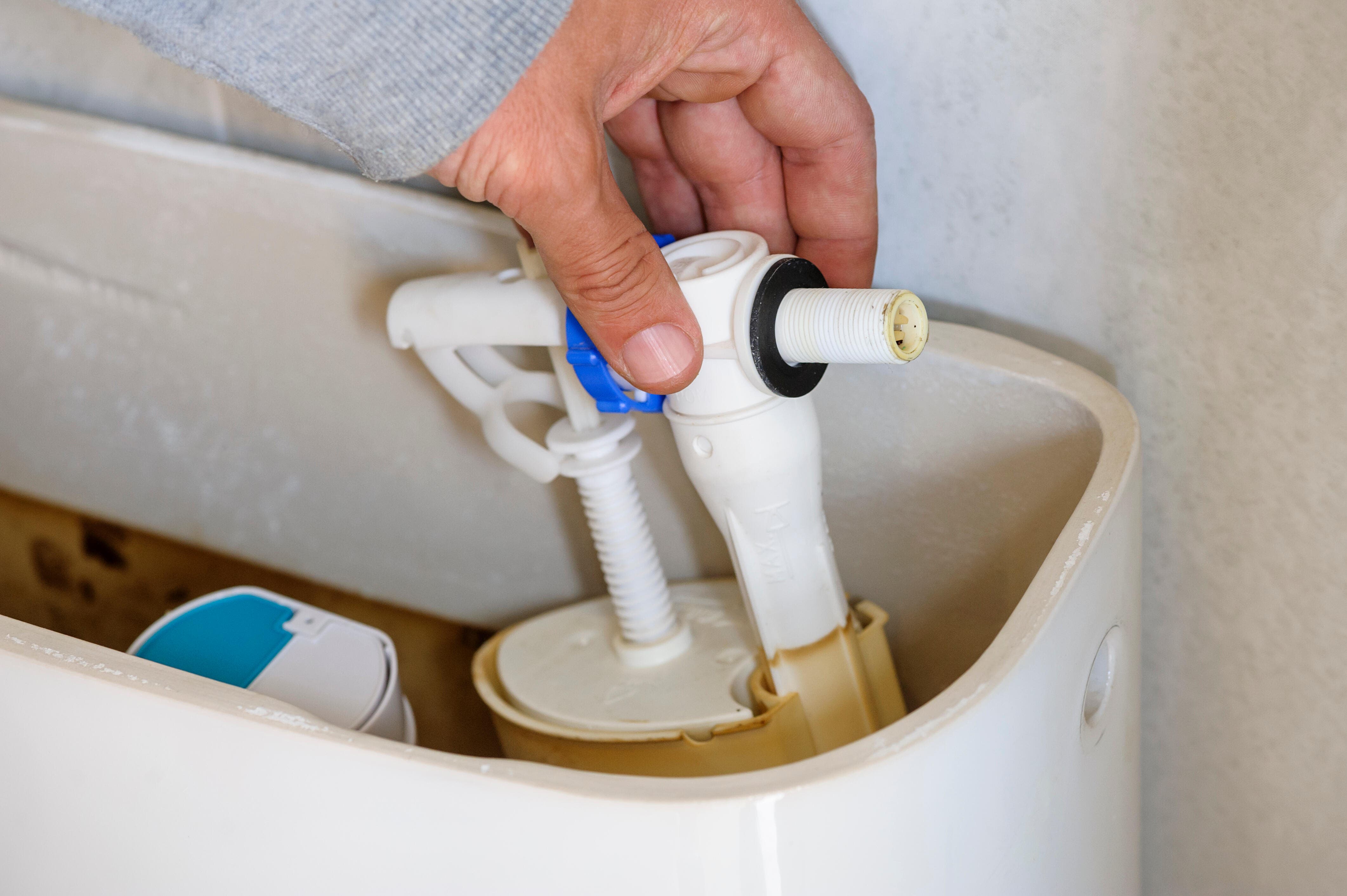 Cómo arreglar una cisterna del WC | Leroy Merlin