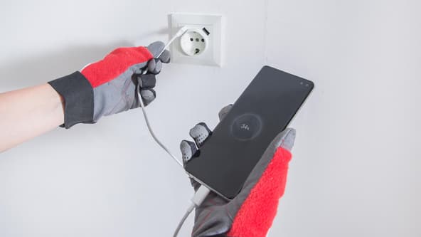 Cómo cambiar un enchufe de sitio sin obras | Leroy Merlin