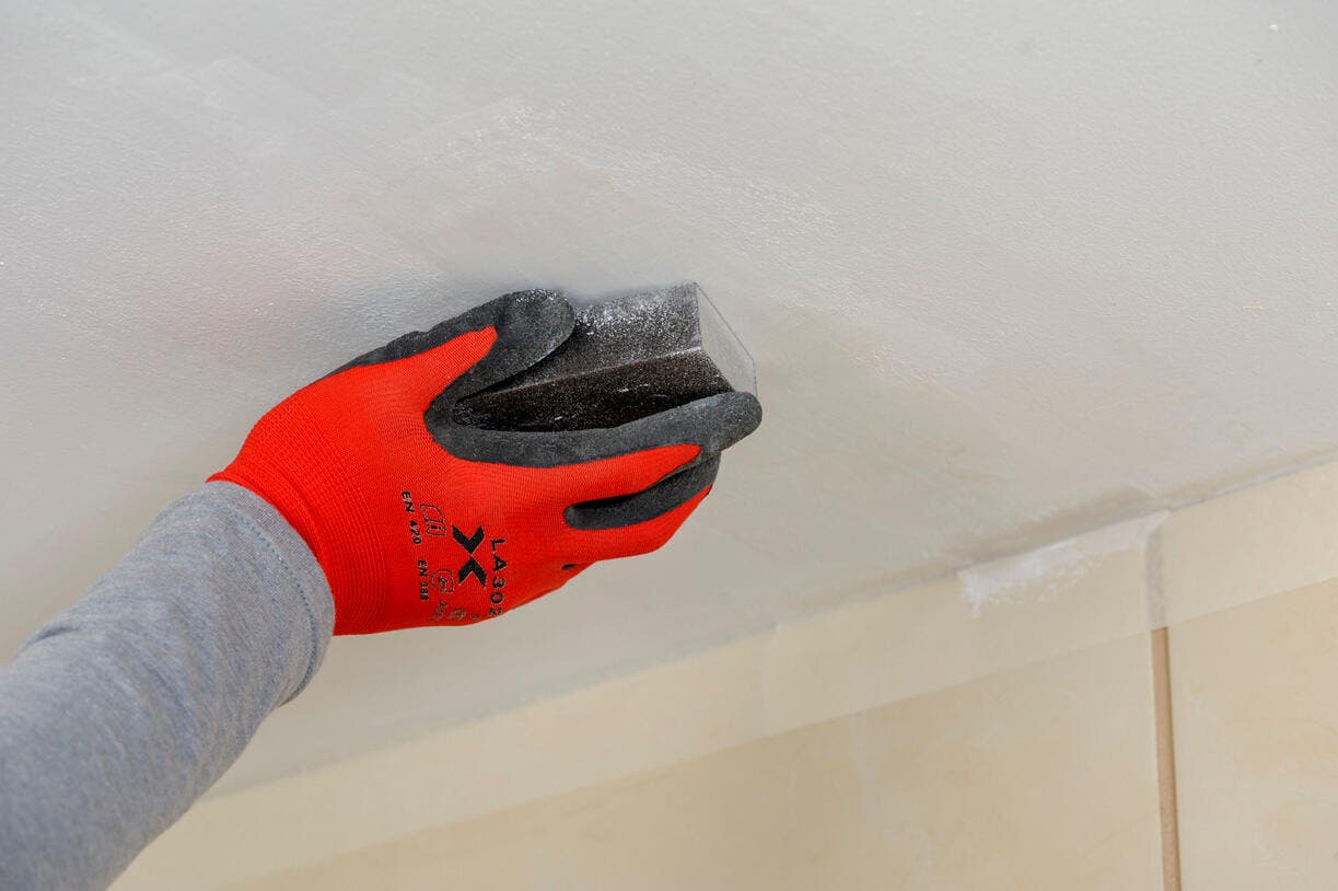 Cómo pintar el techo de los baños y la cocina | Leroy Merlin