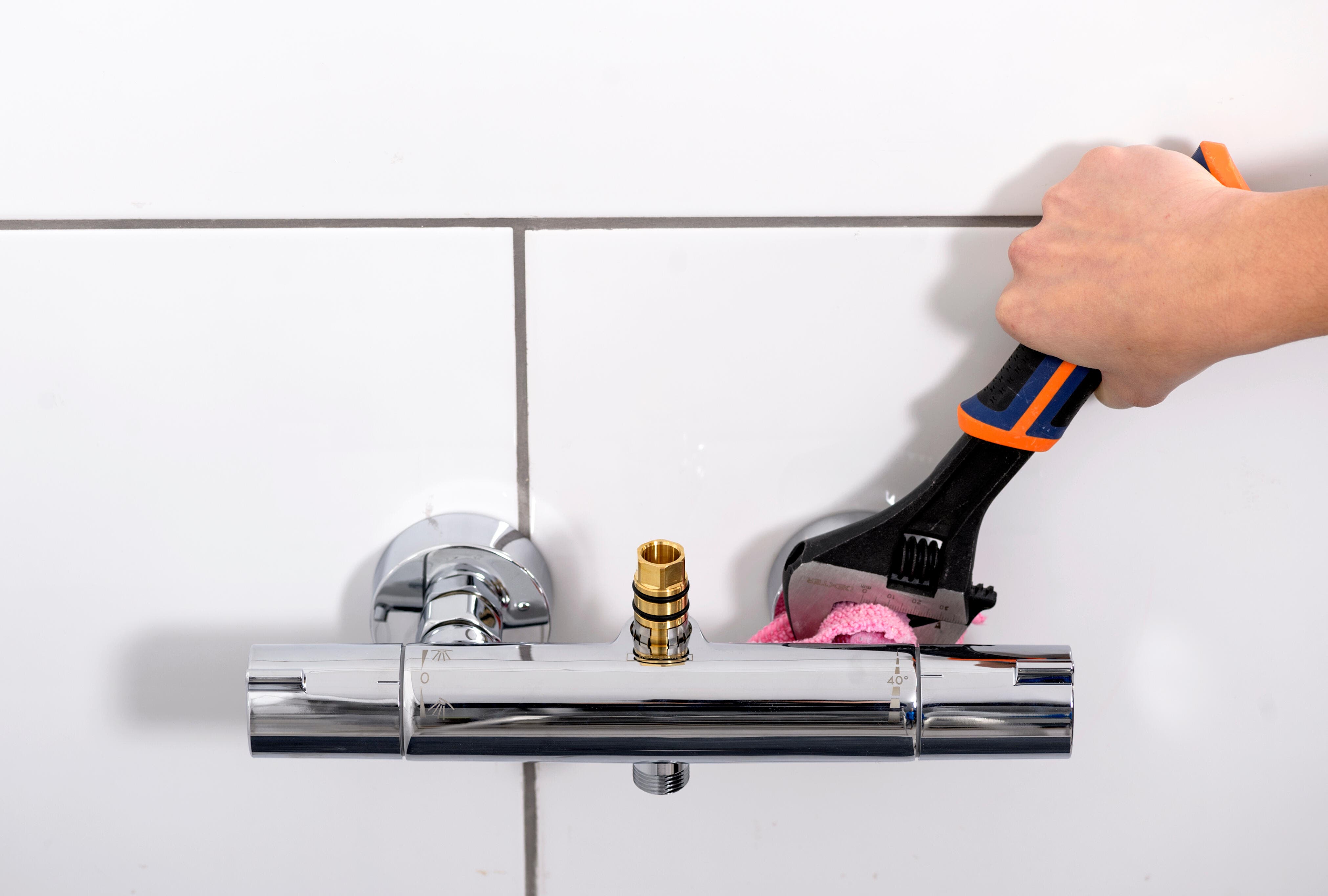 Cómo instalar un conjunto de ducha en el baño | Leroy Merlin