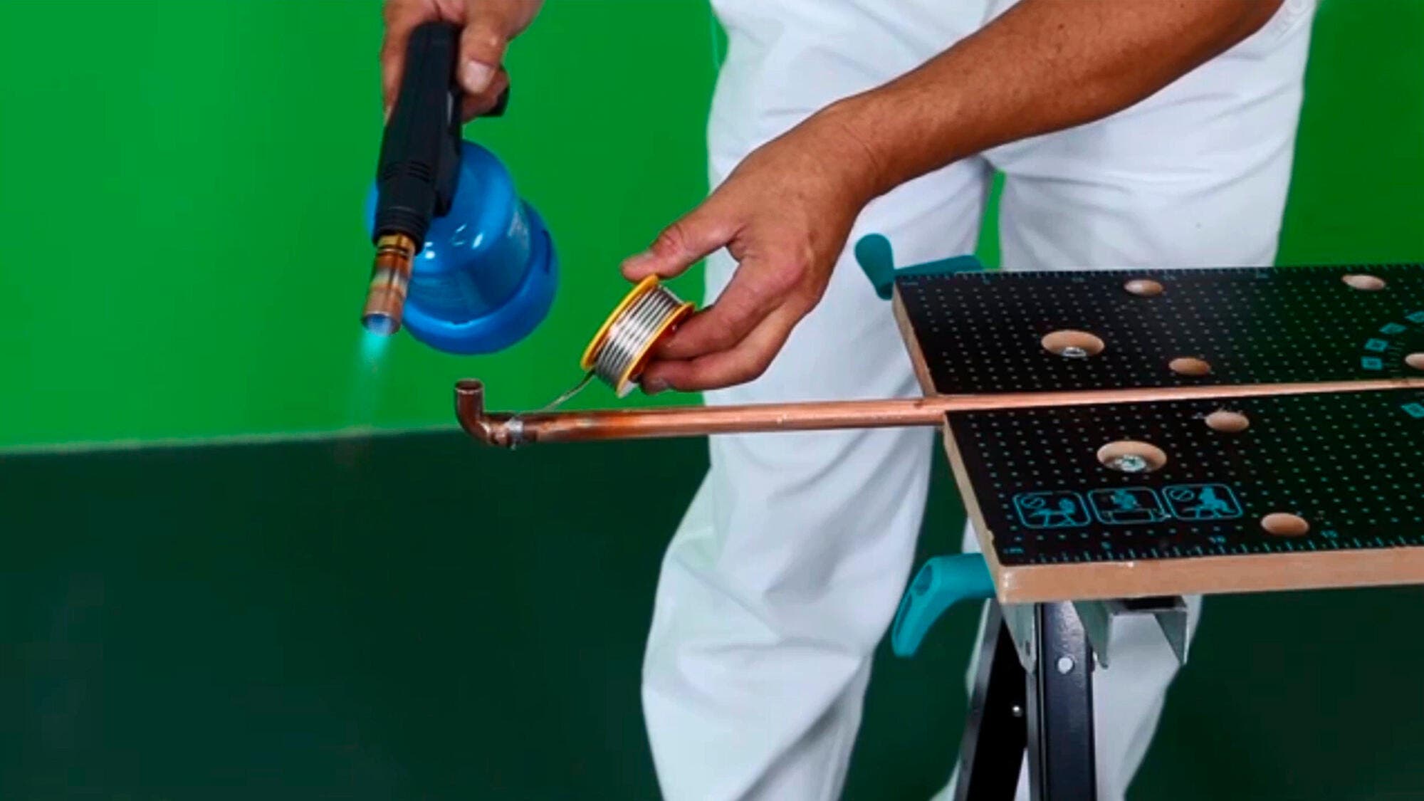 Aprende a soldar tubos de cobre y podrás realizar cualquier instalación de fontanería | Leroy Merlin