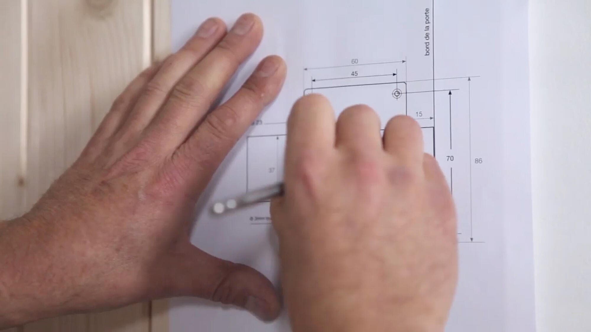 Cómo instalar un cerrojo o una cerradura | Leroy Merlin