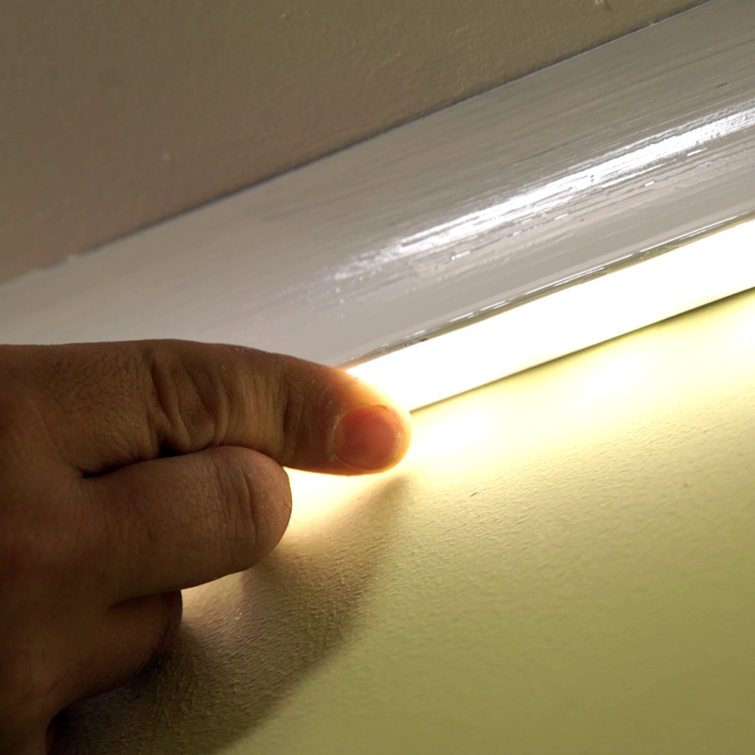 Cómo iluminar una cornisa con tiras LED | Leroy Merlin