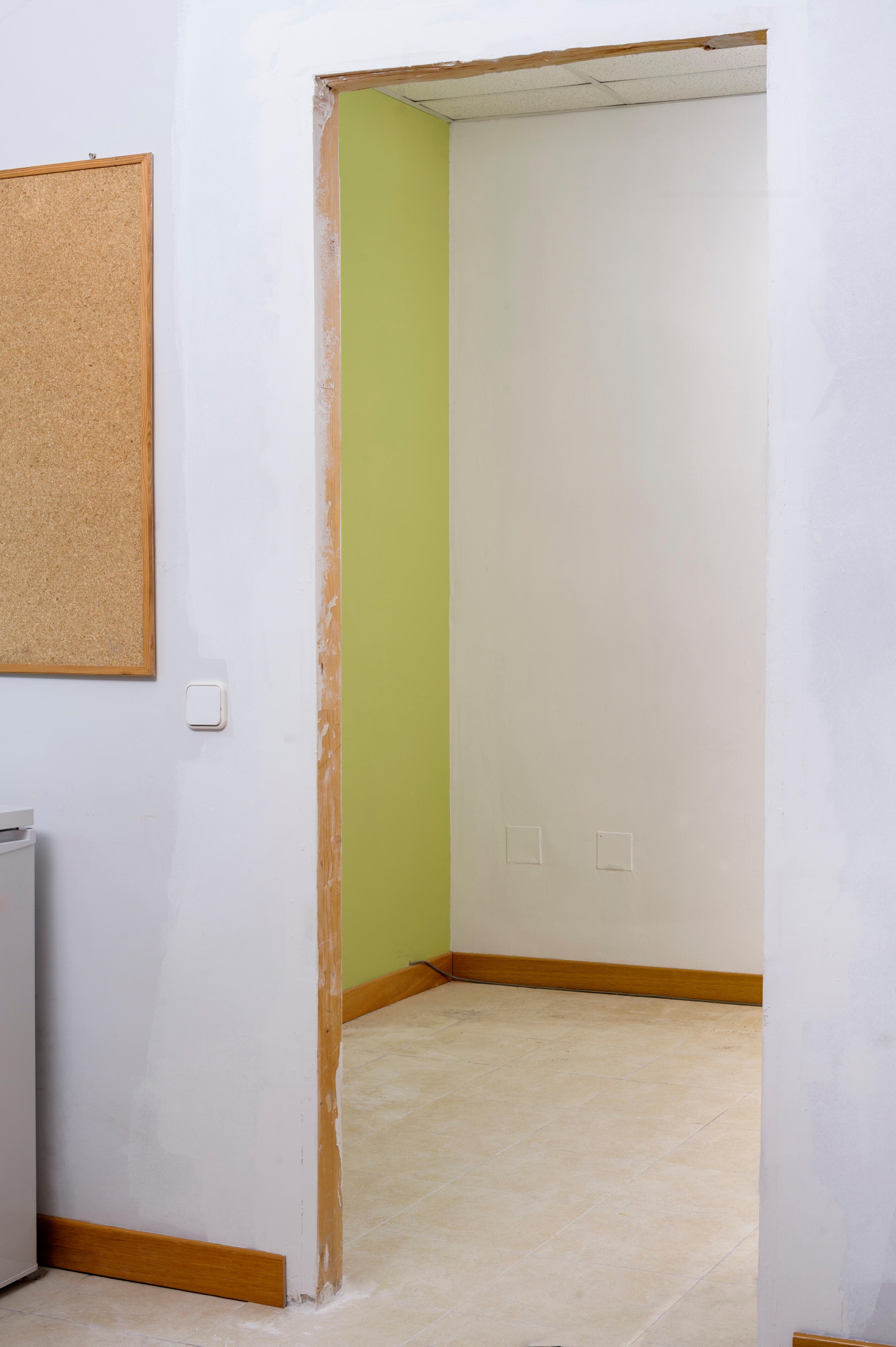 Cambia el precerco de tus puertas | Leroy Merlin