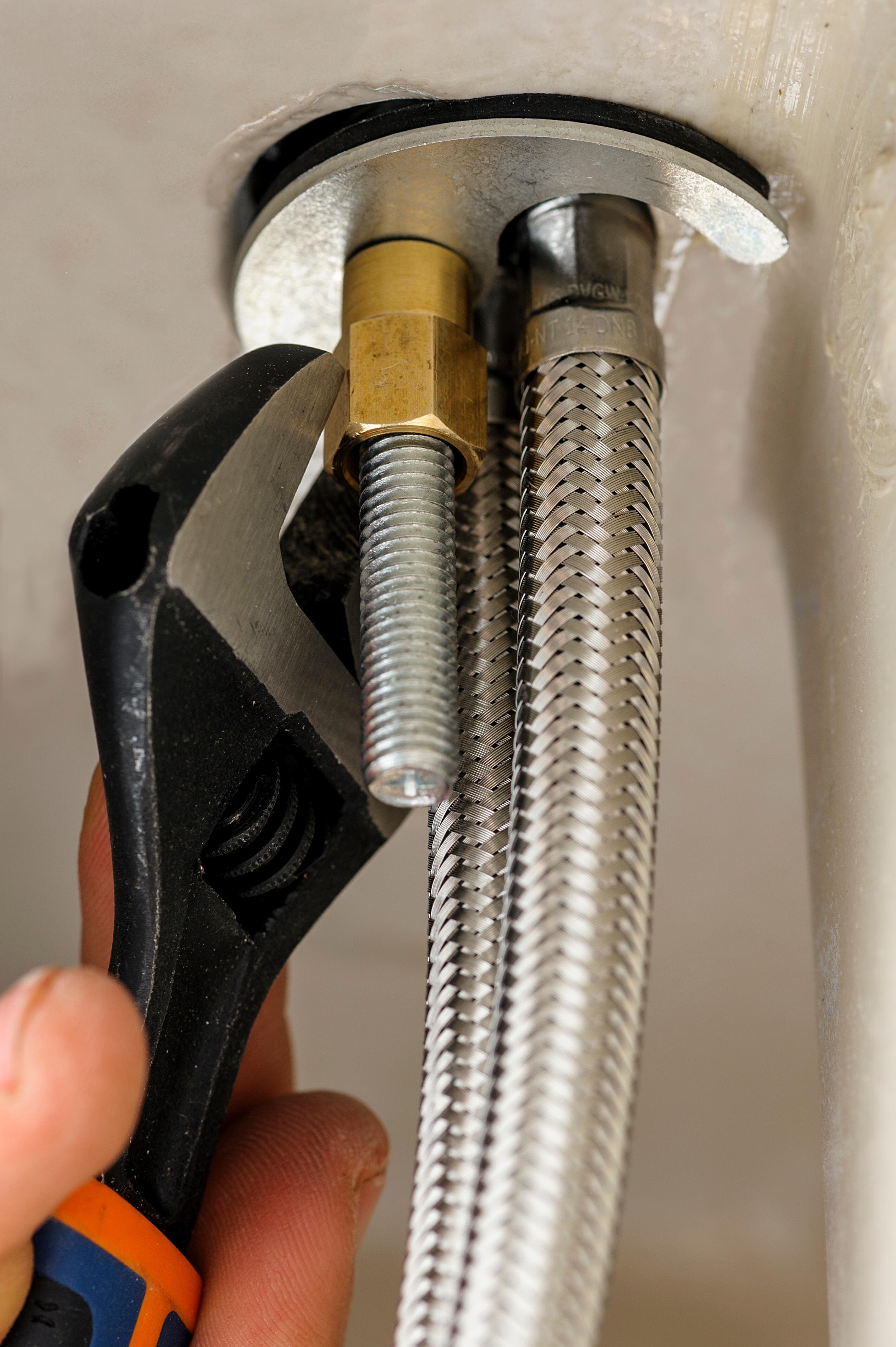 Cómo cambiar grifos de lavabo y bidé | Leroy Merlin