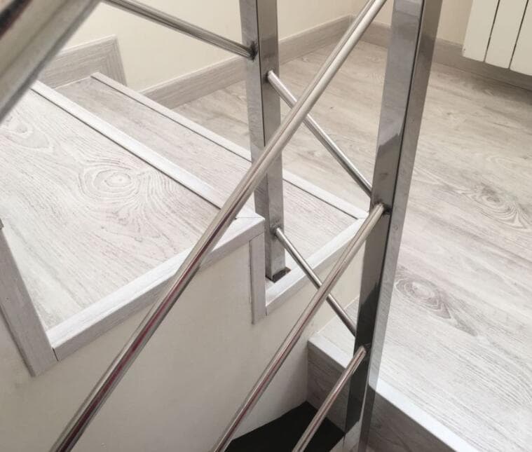 Cómo poner perfiles de remate en tarimas | Leroy Merlin