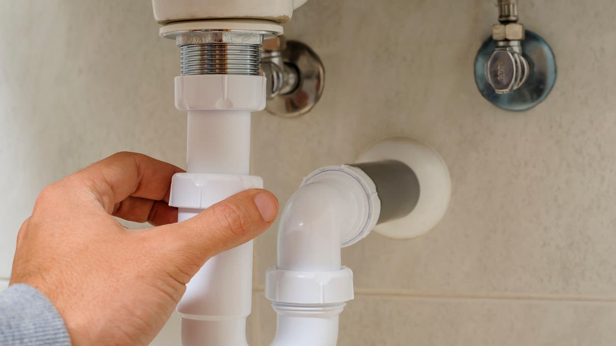 Coloca un desagüe en el lavabo | Leroy Merlin