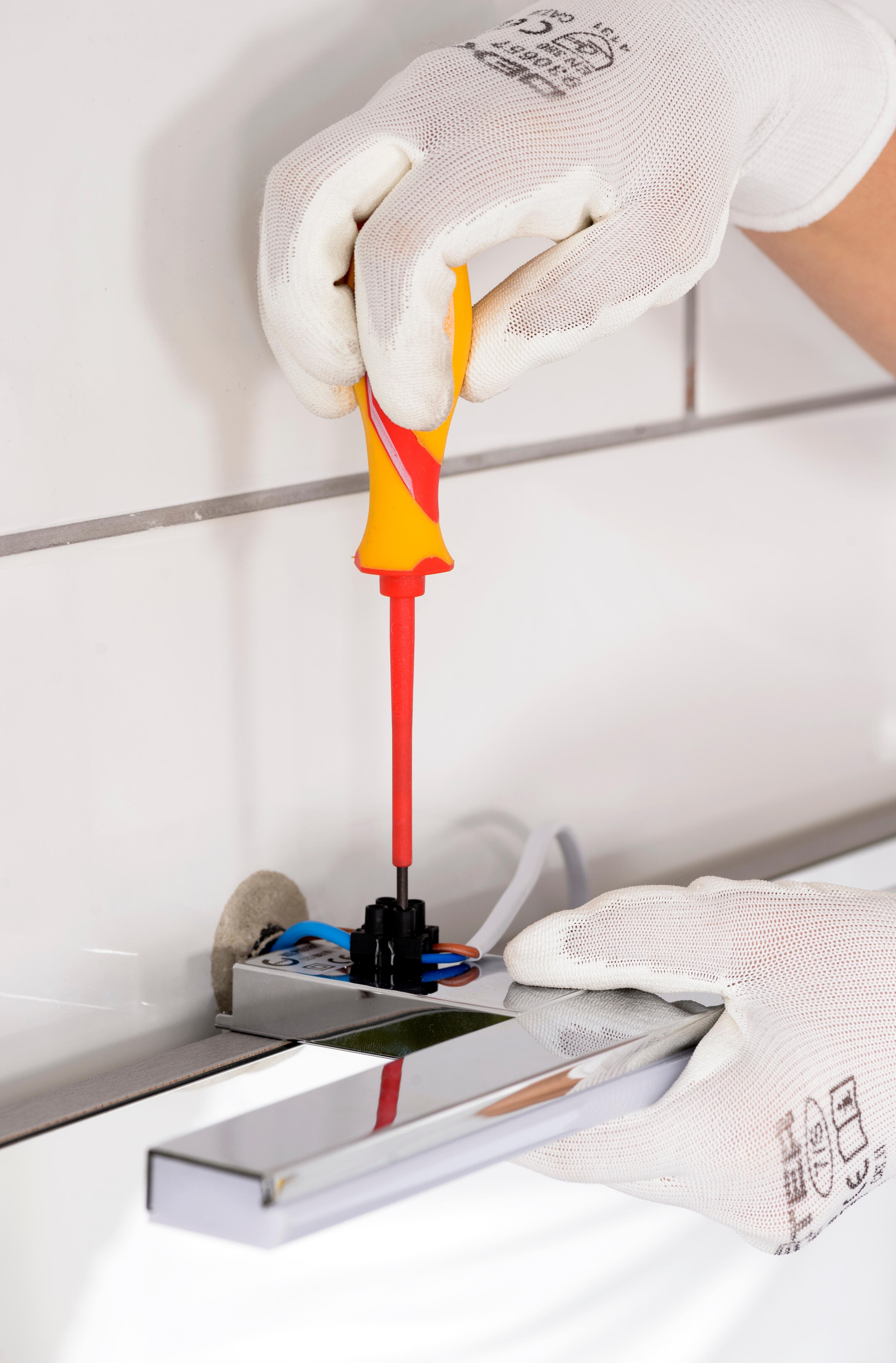 Cómo colocar mueble lavabo y espejo | Leroy Merlin