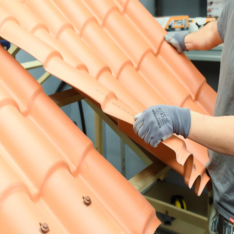 Cómo instalar tejas plásticas | Leroy Merlin