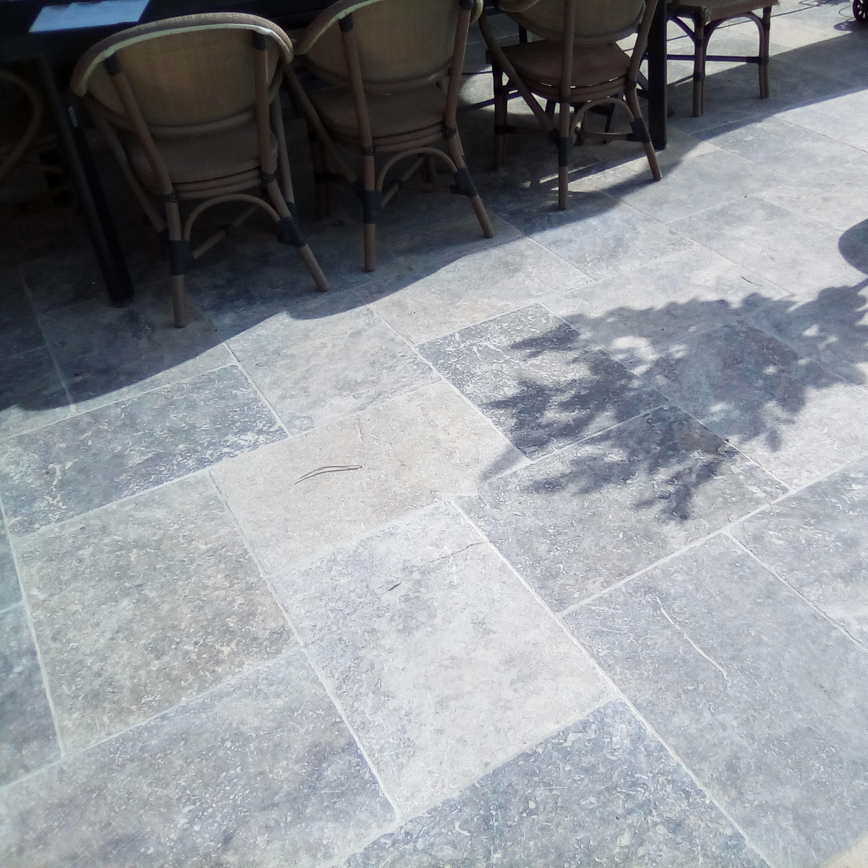 Travertin sol nuances de gris Travertin silver l.40.6 x L.61 cm | Leroy ...