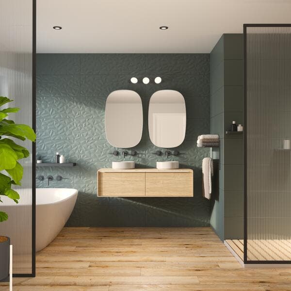 Vert botanique et carrelage imitation bois dans la salle de bain ...