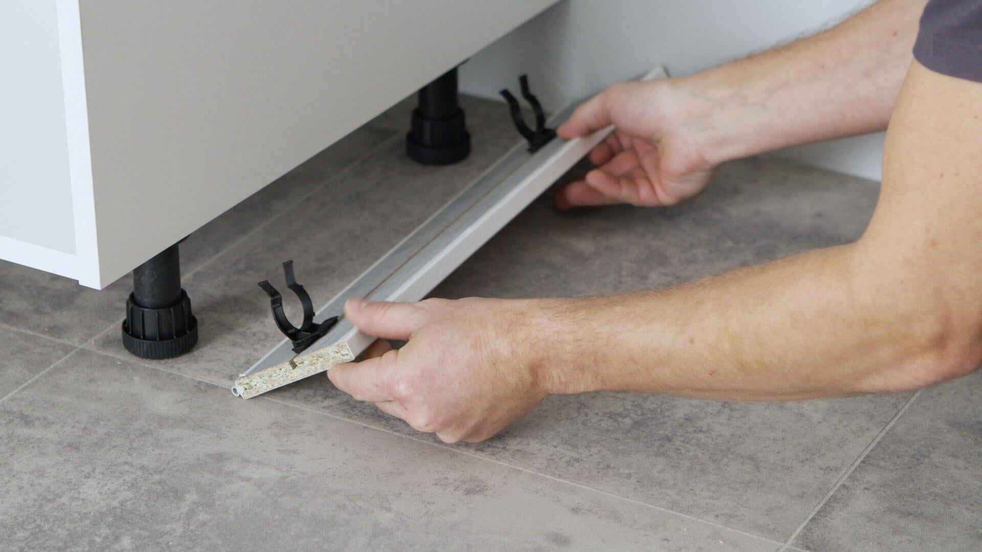 Comment poser des plinthes de cuisine ? | Leroy Merlin Comment poser des plinthes de cuisine ? | Leroy Merlin