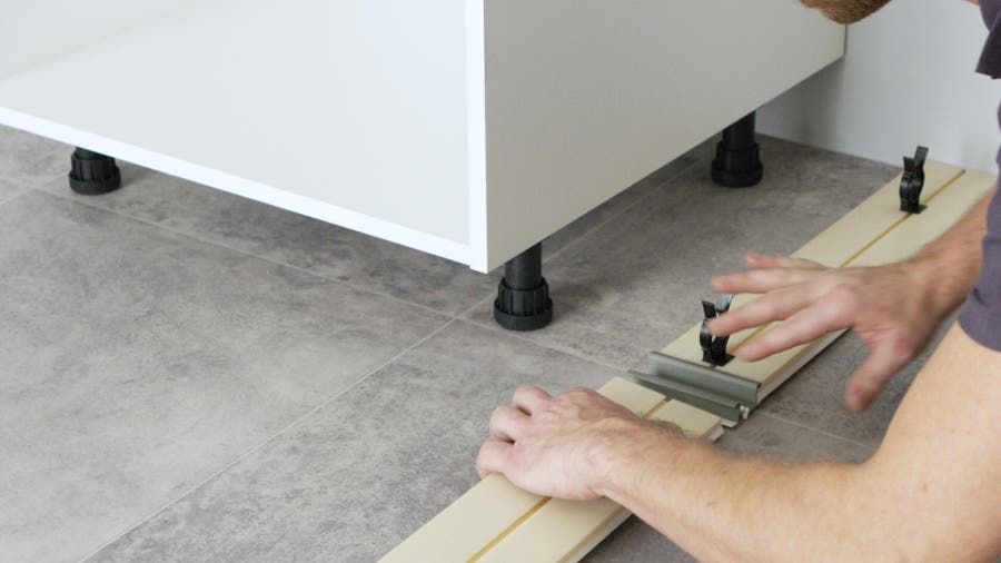 ¿Cómo se instalan los zócalos de cocina? | Leroy Merlin