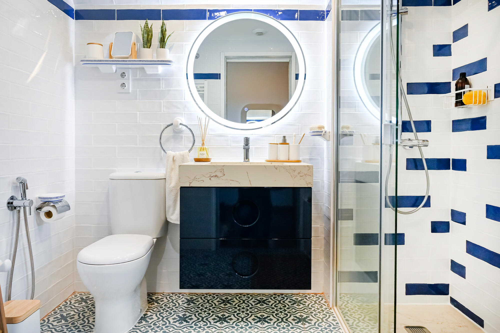 Un baño de 4 m2 reformado en azul y blanco | Leroy Merlin