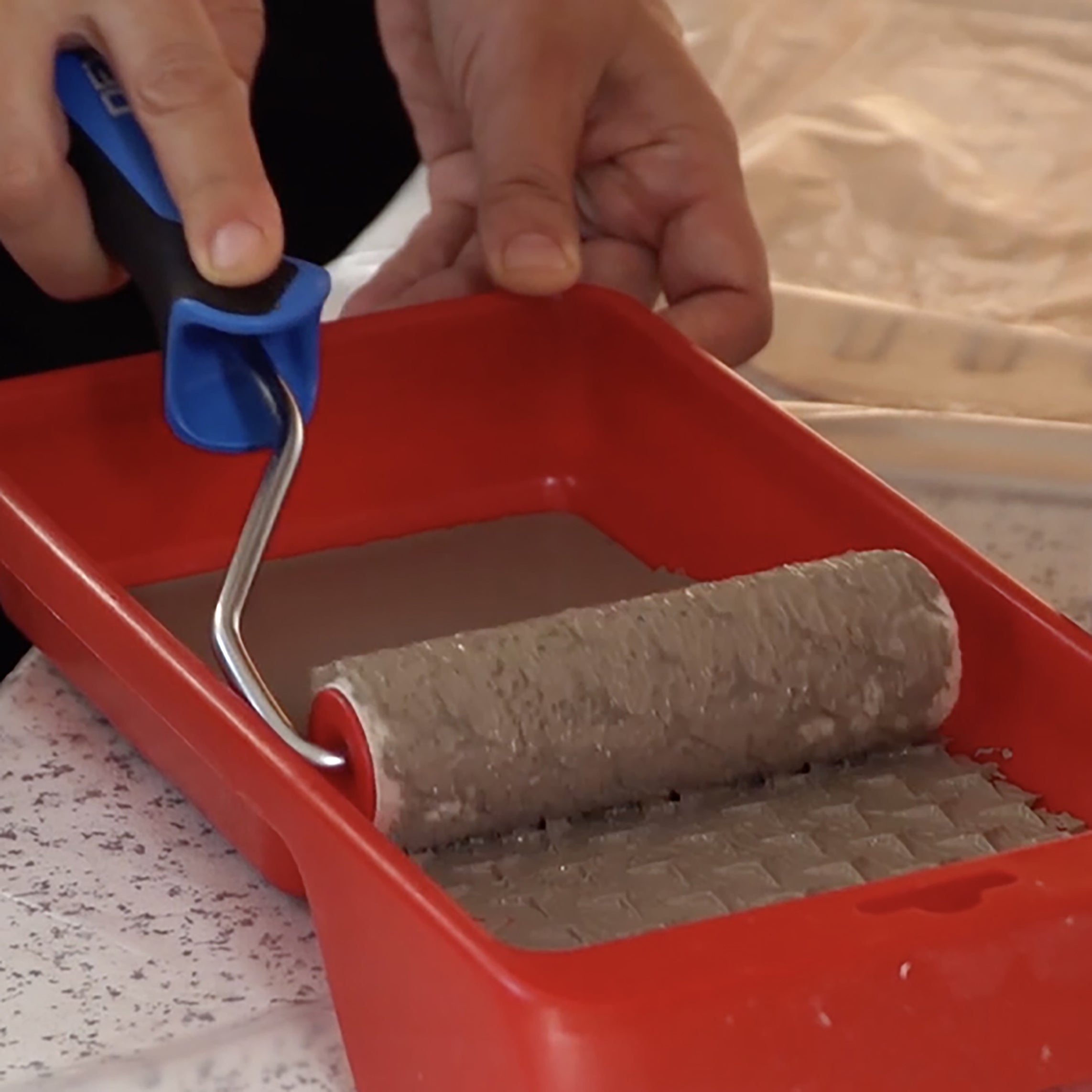 Come pitturare con il rullo senza sporcare | Leroy Merlin