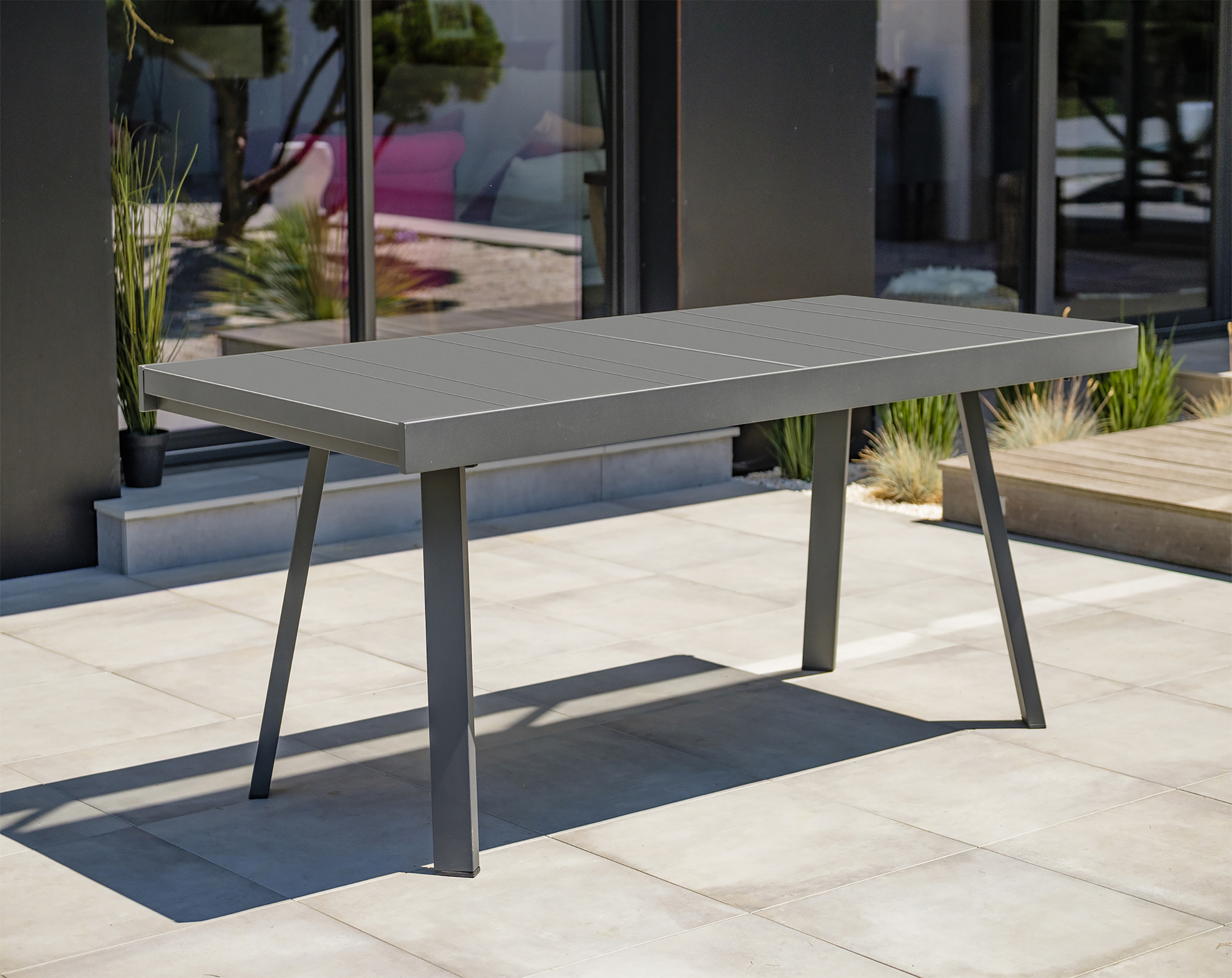 Table de jardin STOCKHOLM 150/225x96 cm, aluminium gris anthracite - DCB GARDEN | Leroy Merlin