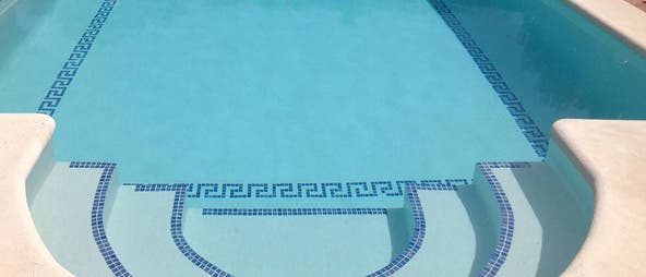 Cómo colocar gresite en tu piscina paso a paso | Leroy Merlin