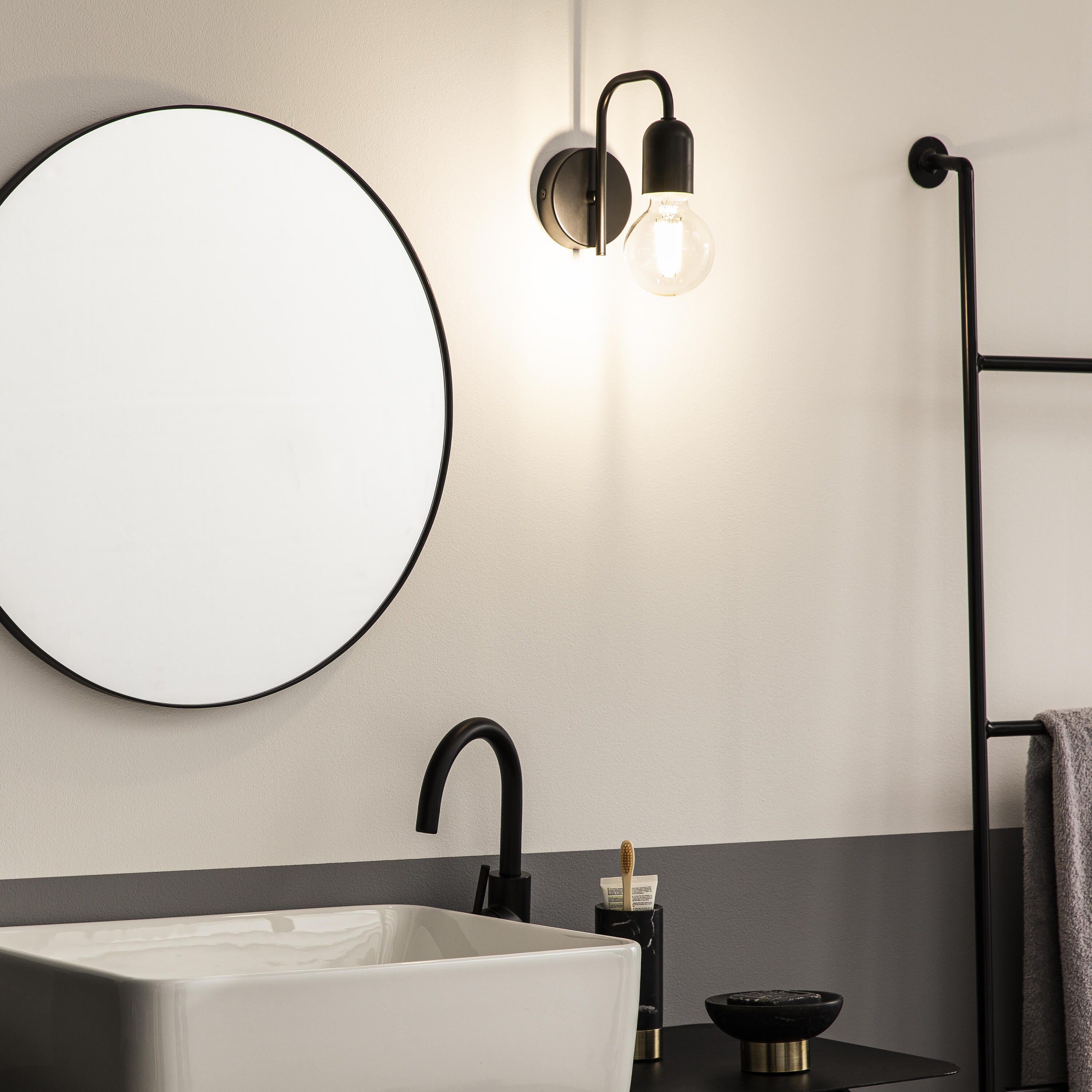 Applique salle de bain Varela E27 IP44, métal noir, Inspire | Leroy Merlin