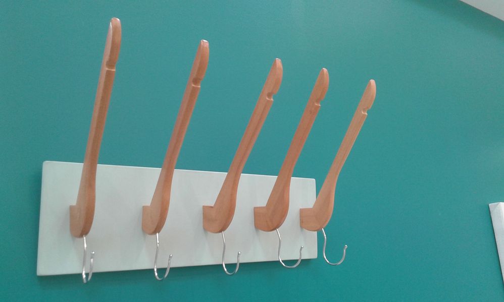 ¿Cómo hacer un perchero de pared con perchas de madera? | Leroy Merlin