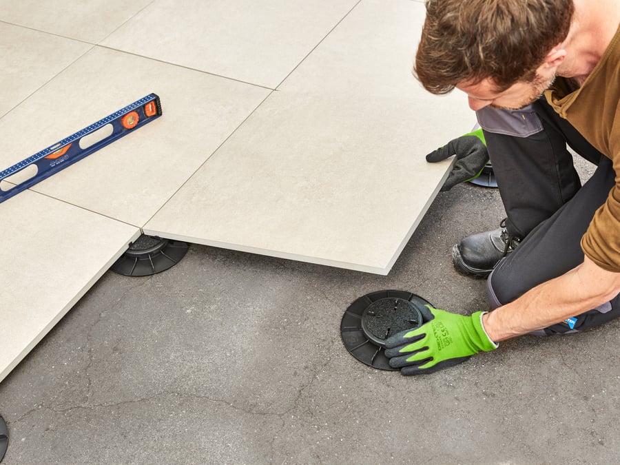 Pose de votre terrasse en dalle grès cérame | Leroy Merlin