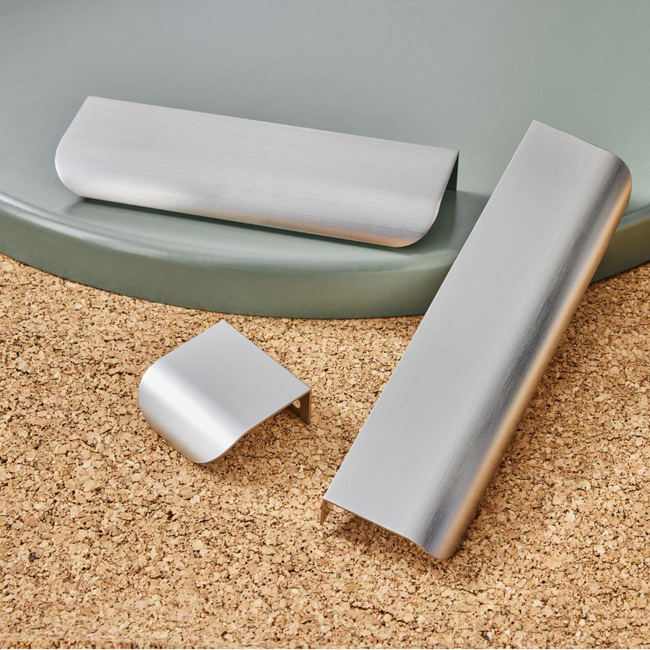 Tirador mueble INSPIRE gris / plata distancia entre eje 32 mm | Leroy ...