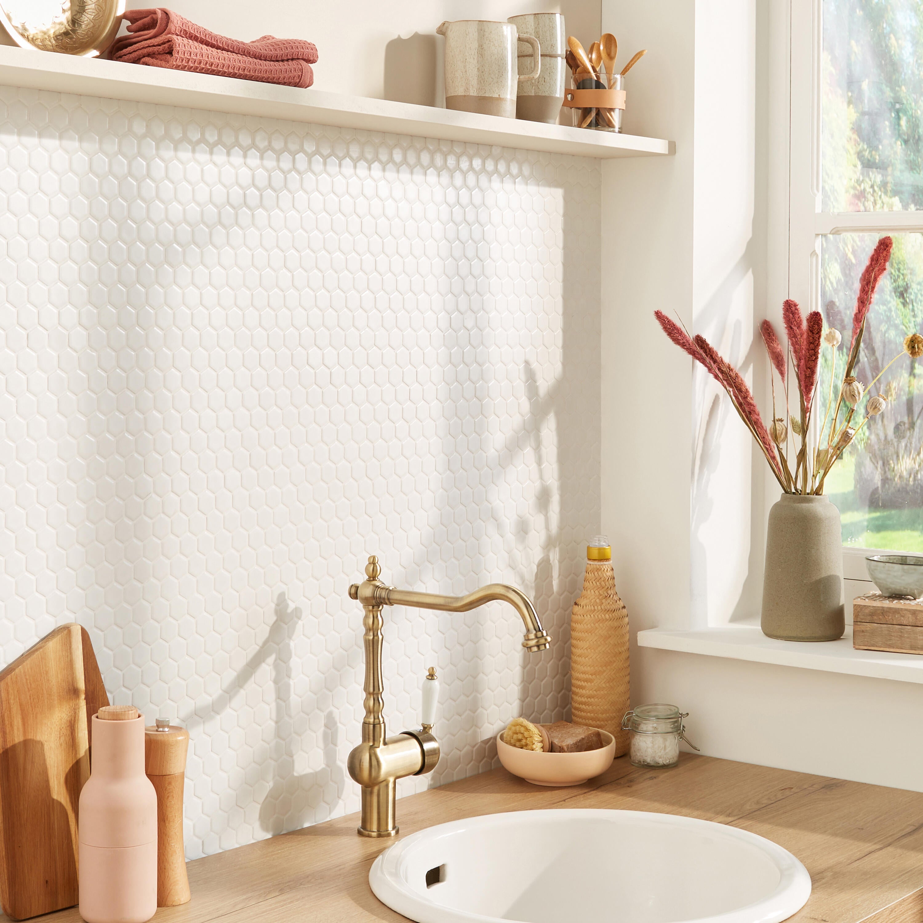 Mosaïque blanche hexagonale pour une cuisine au style glamour | Leroy ...