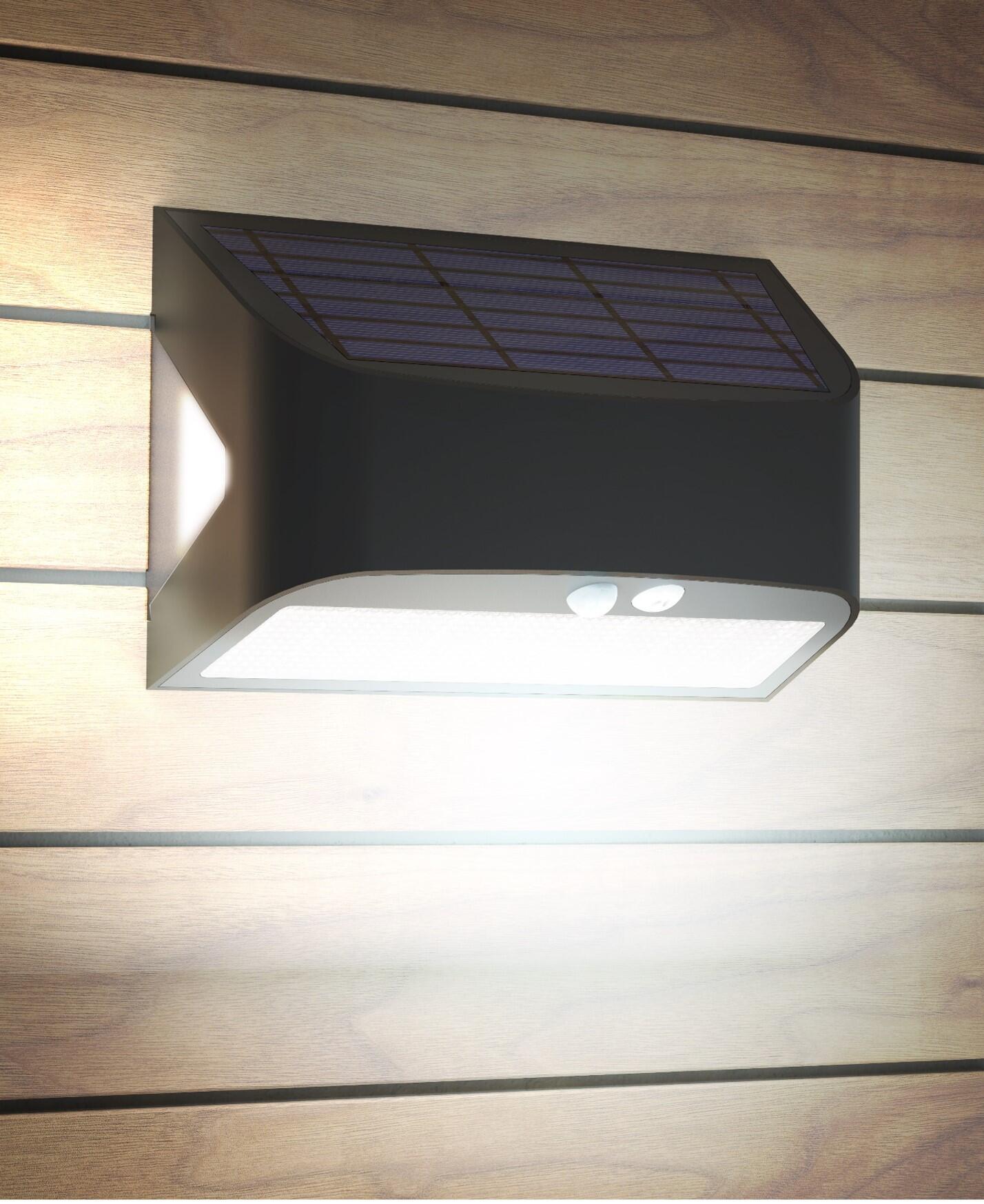 Applique solaire avec détecteur 700 Lumen noir XANLITE | Leroy Merlin