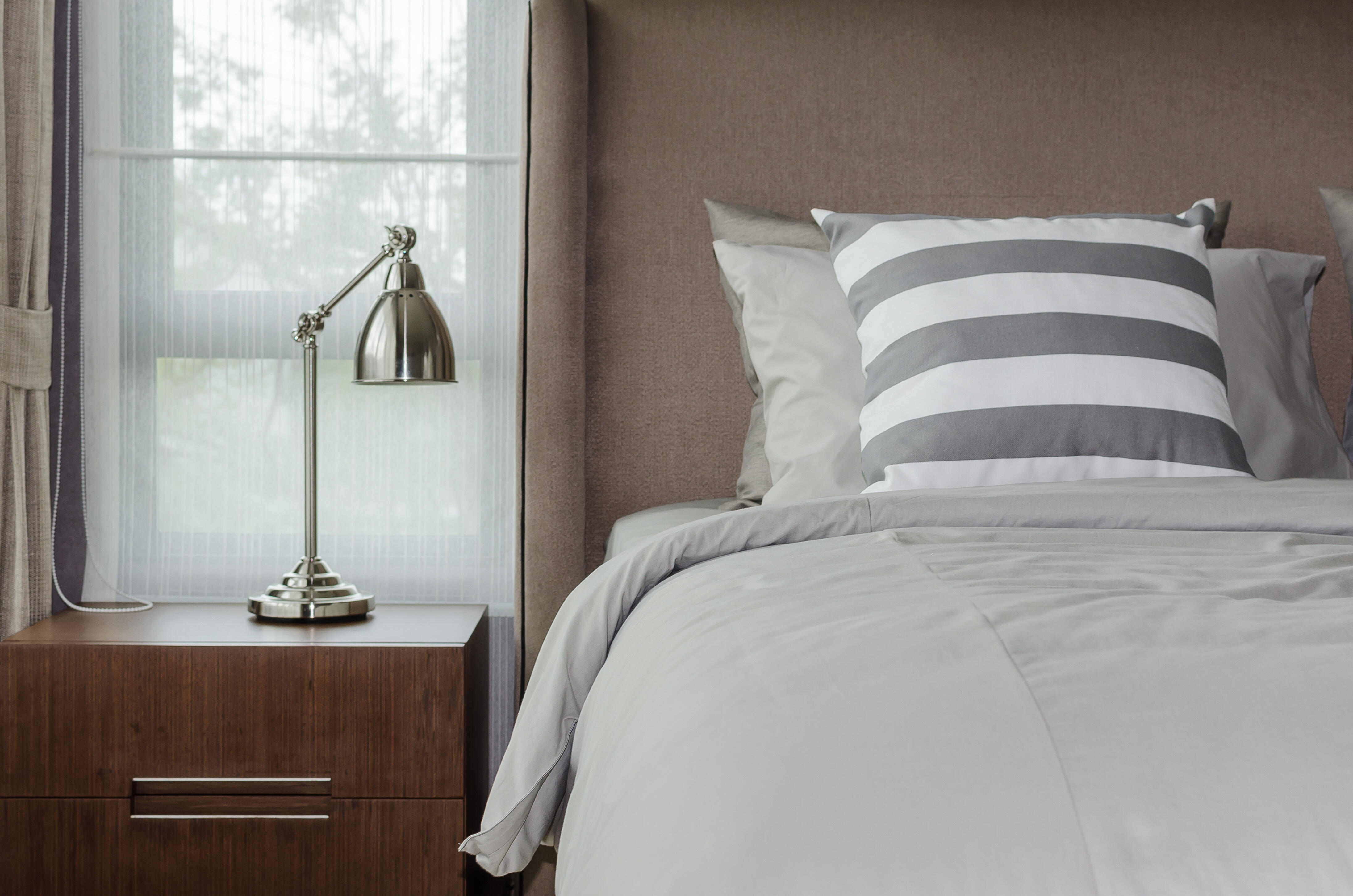 Come scegliere le lampade da comodino per camera da letto moderna ...