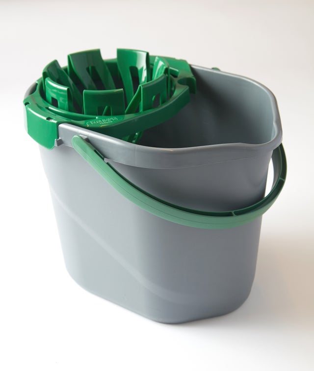 Cubos fregona: facilita la limpieza y escurre eficazmente el agua