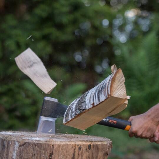Hacha para madera FISKARS para cortar de 0.85 kg | Leroy Merlin