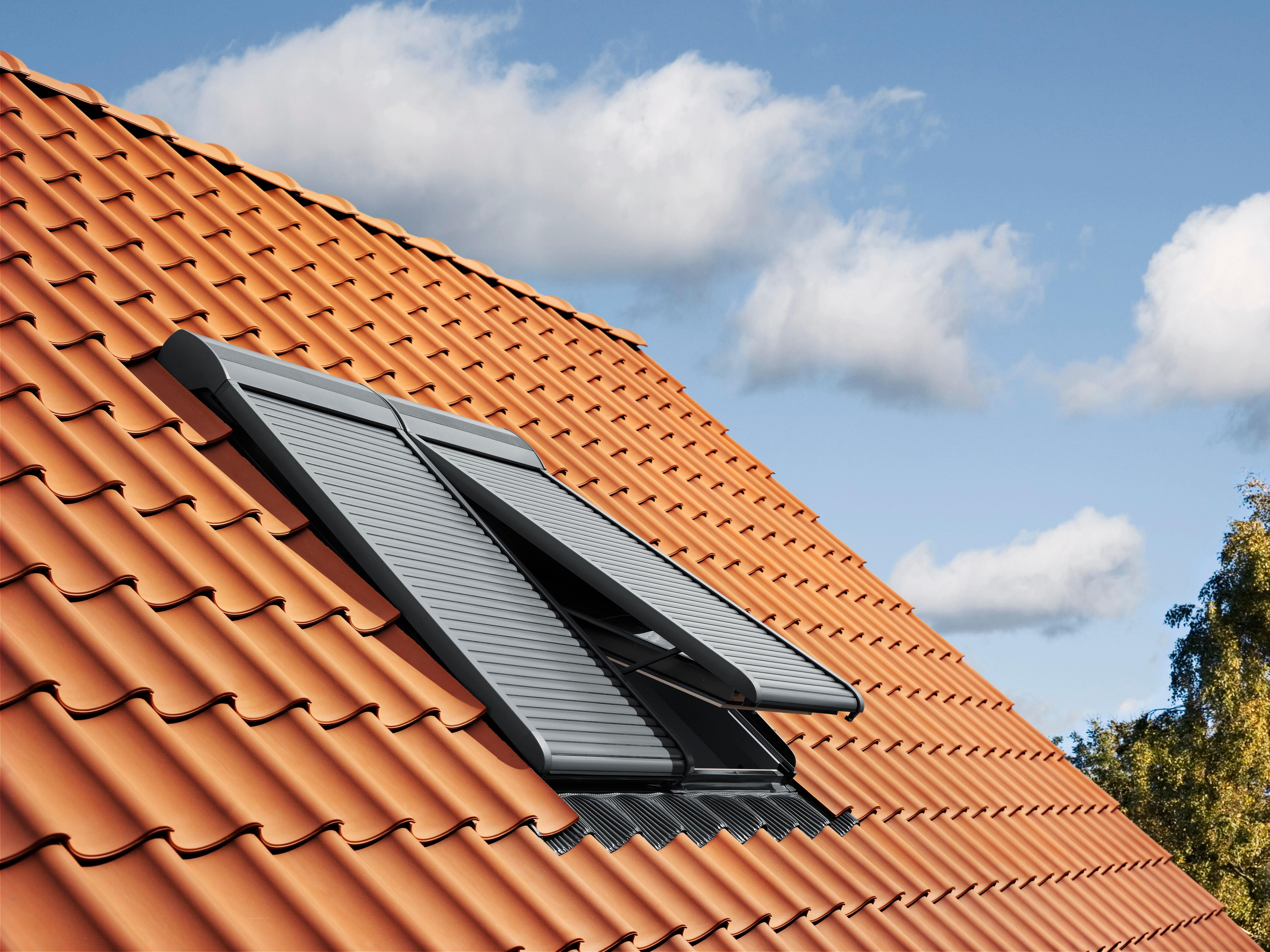 VELUX électrique avec volet roulant 134x98 confort EverFinish blanc GGU ...