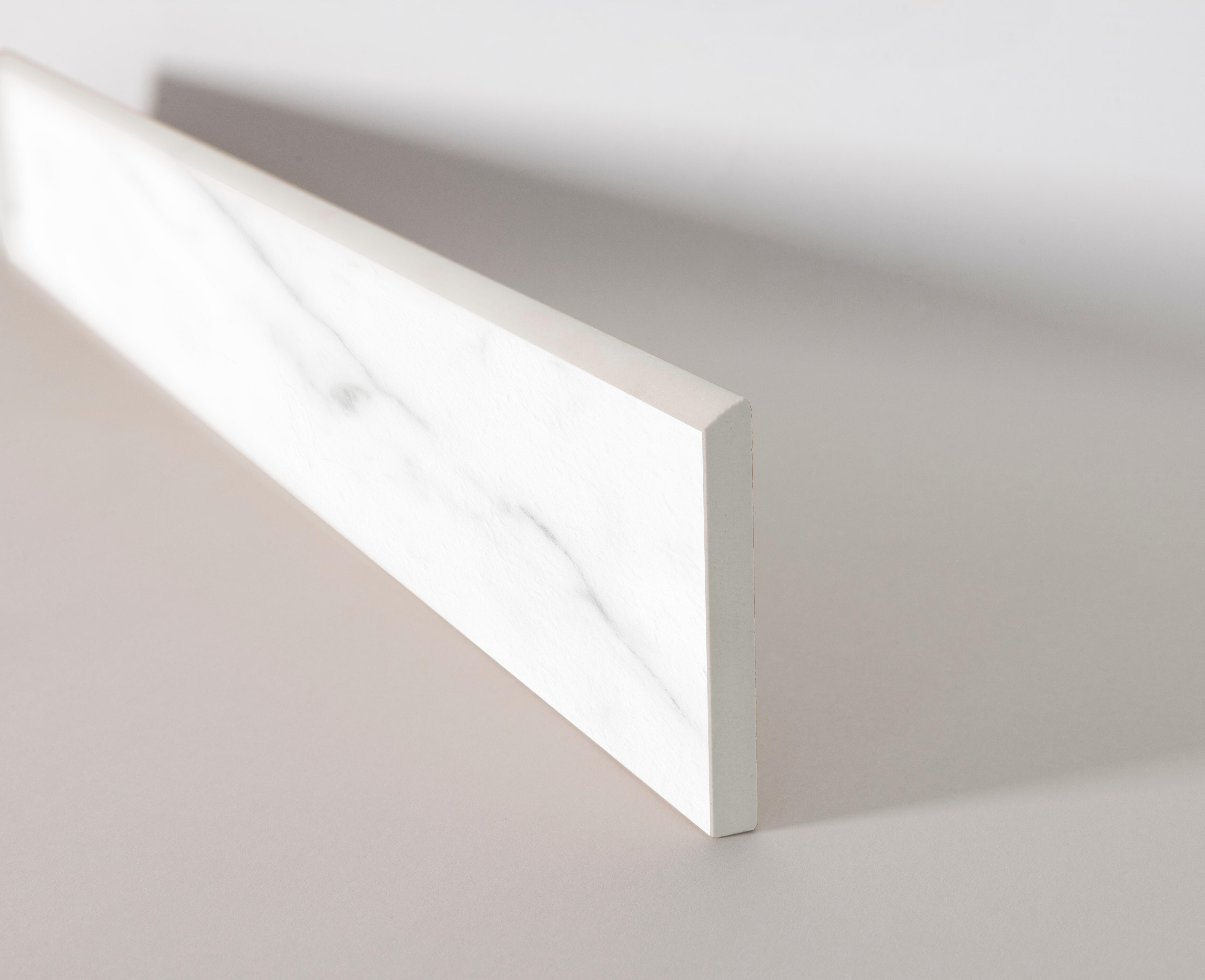 Rodapié porcelánico Mattei 90x8 cm mármol blanco SALONI | Leroy Merlin