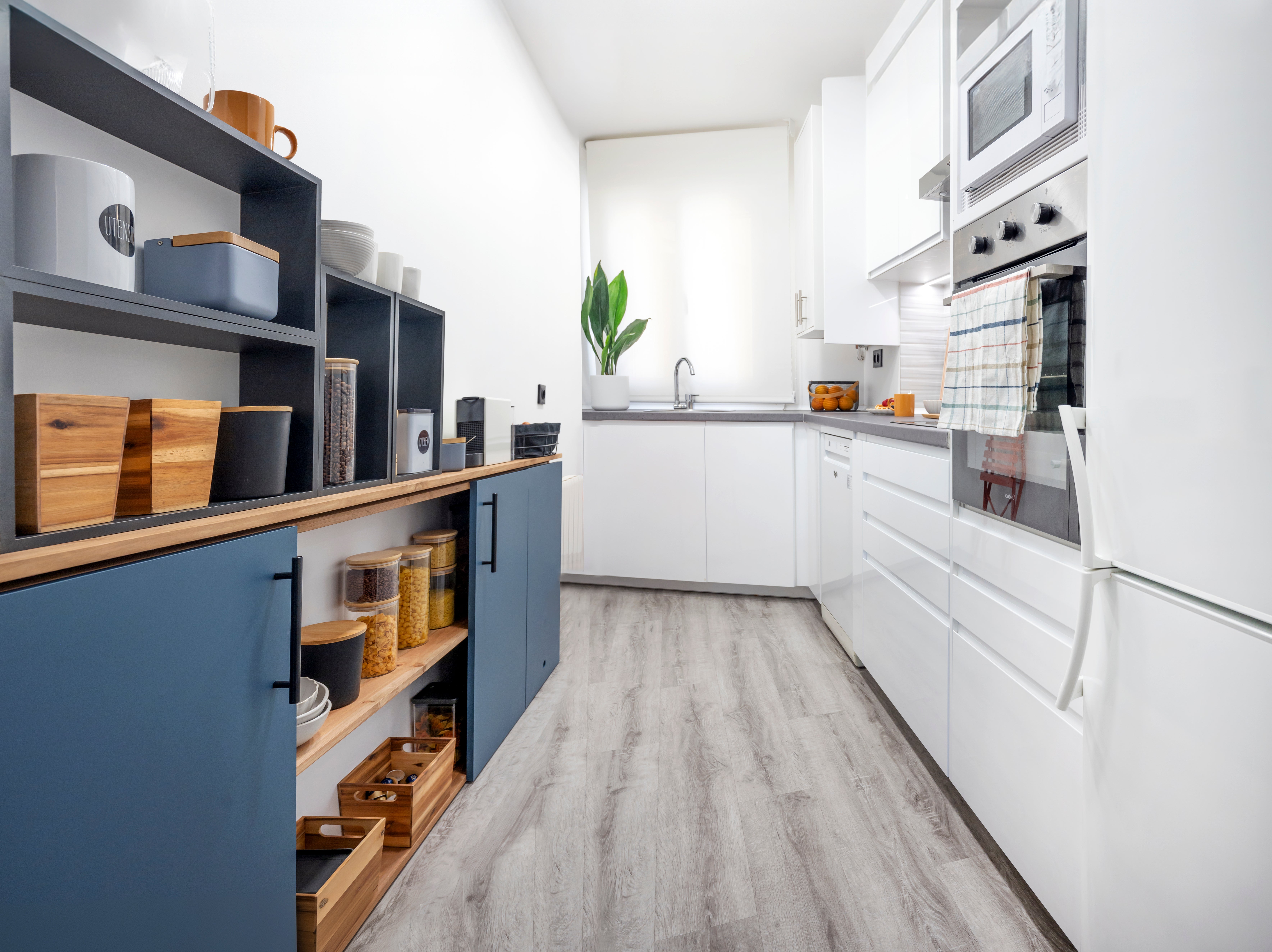La reforma de una cocina en línea luminosa y bien aprovechada | Leroy ...