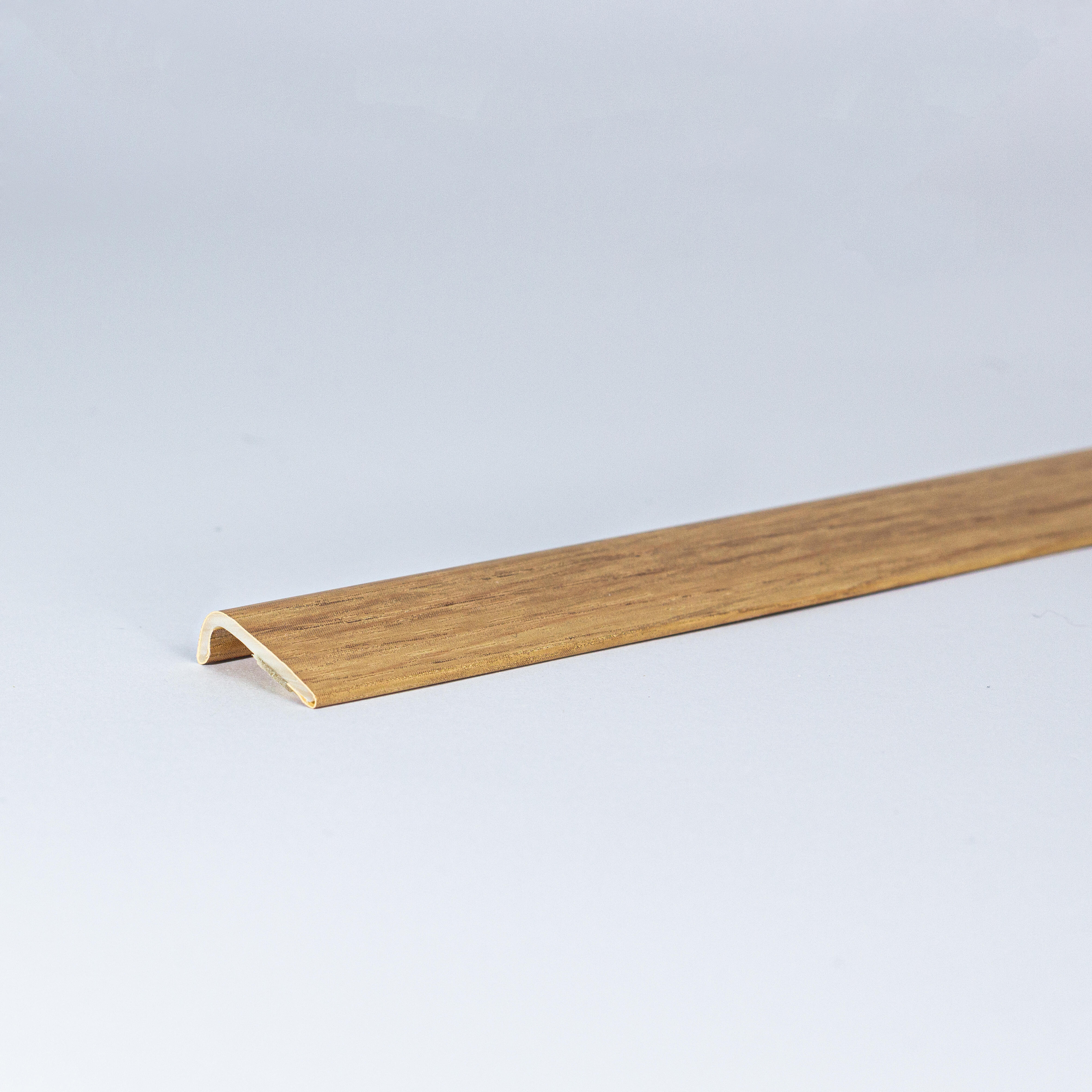 Profil de finition pvc chêne auto-adhésif 20x8x2600 mm | Bricoman