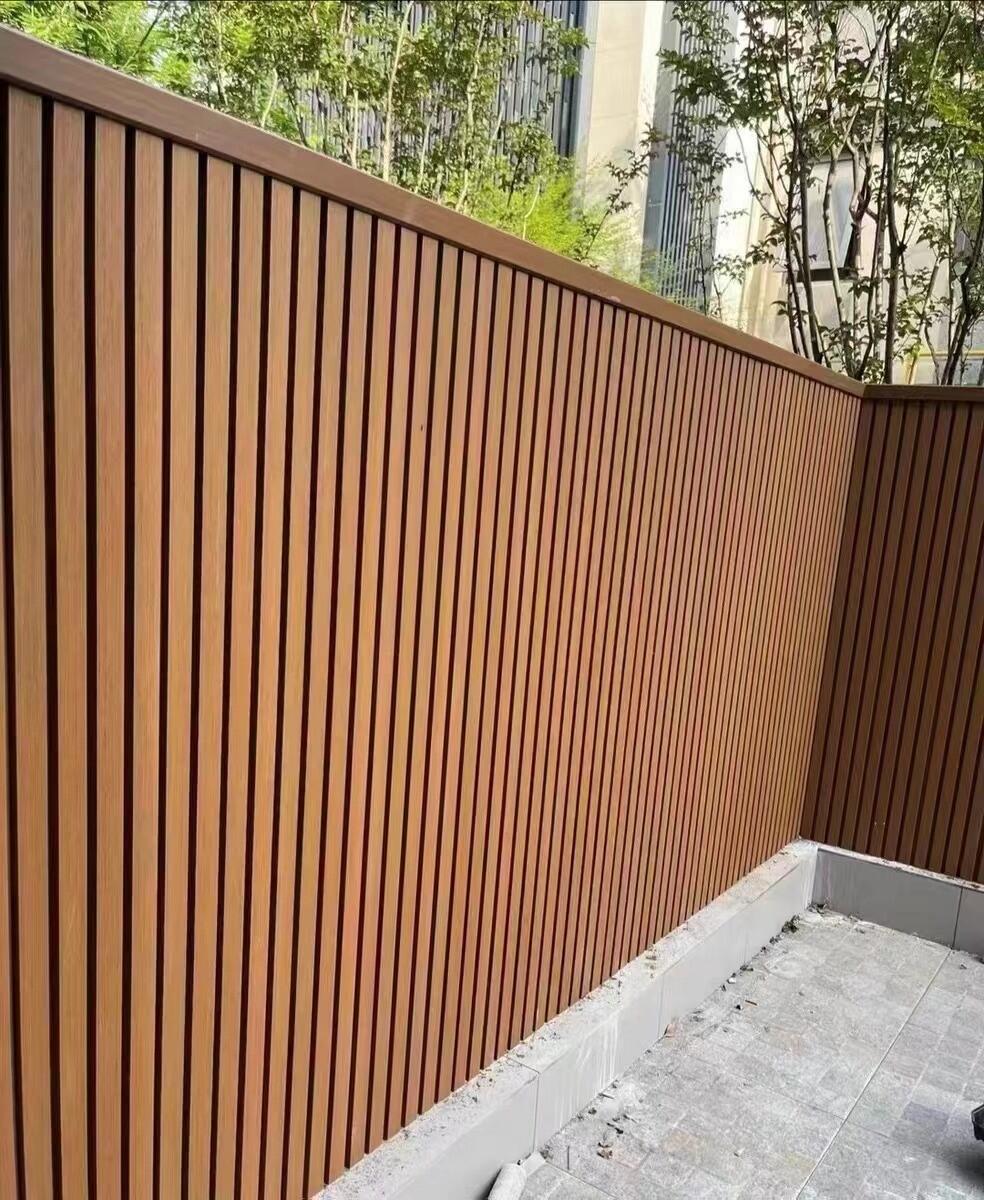Pannello decorativo da esterno marrone in composito di legno e plastica ...