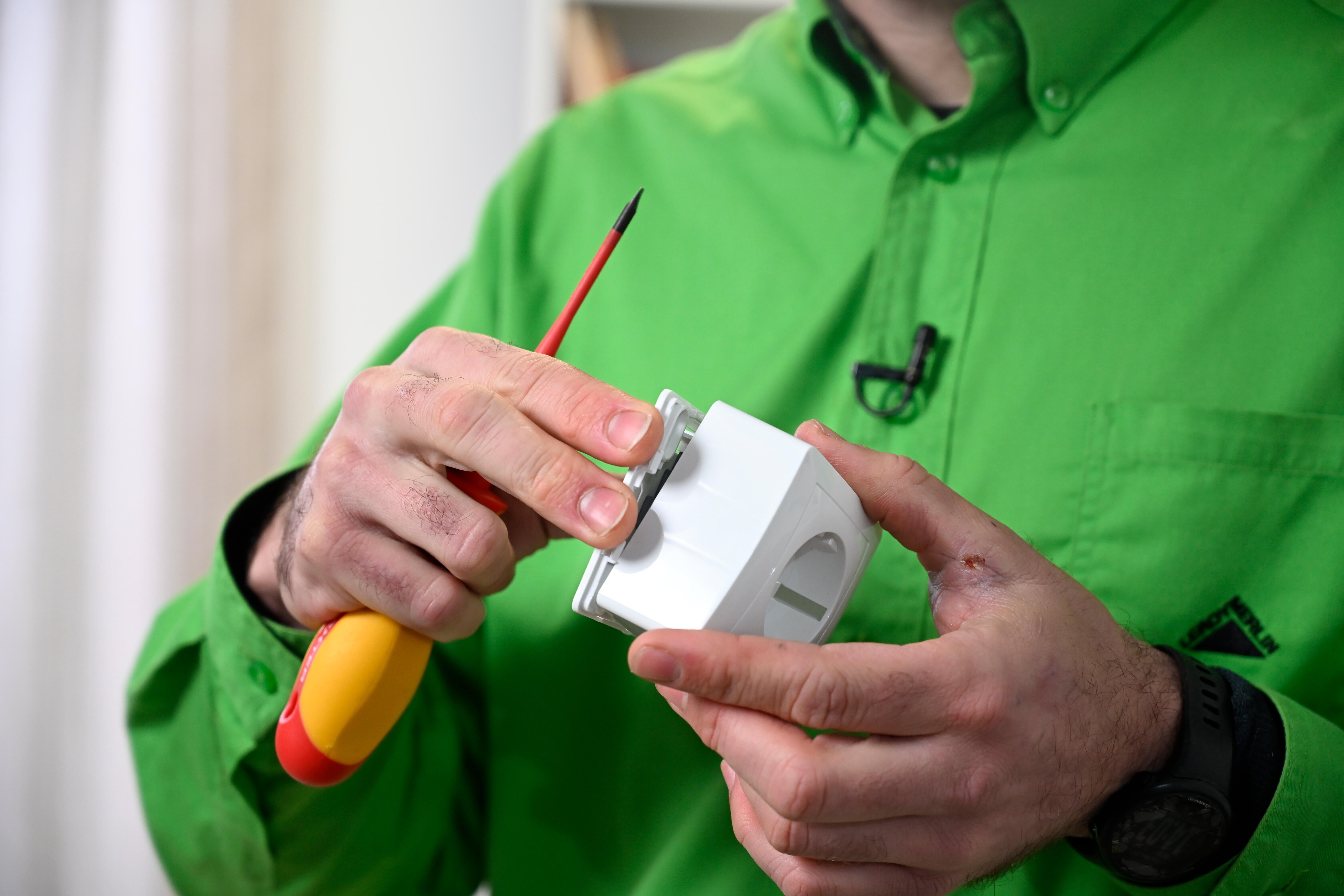 Cómo cambiar un enchufe de sitio sin obras | Leroy Merlin