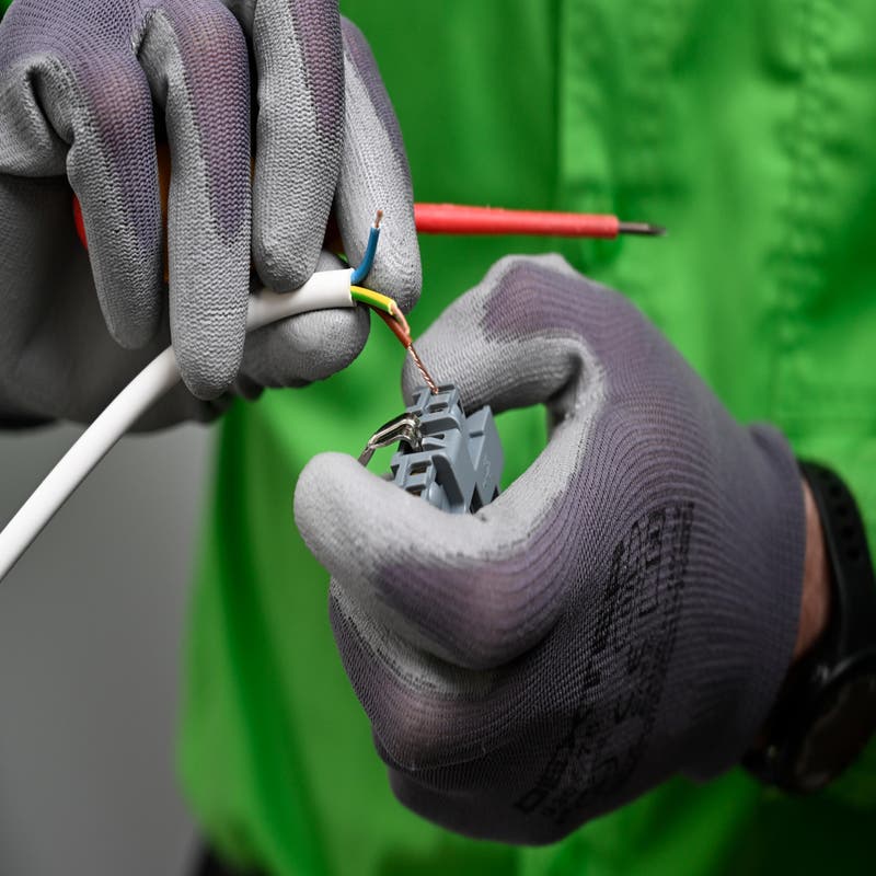 Cómo cambiar un enchufe de sitio sin obras | Leroy Merlin