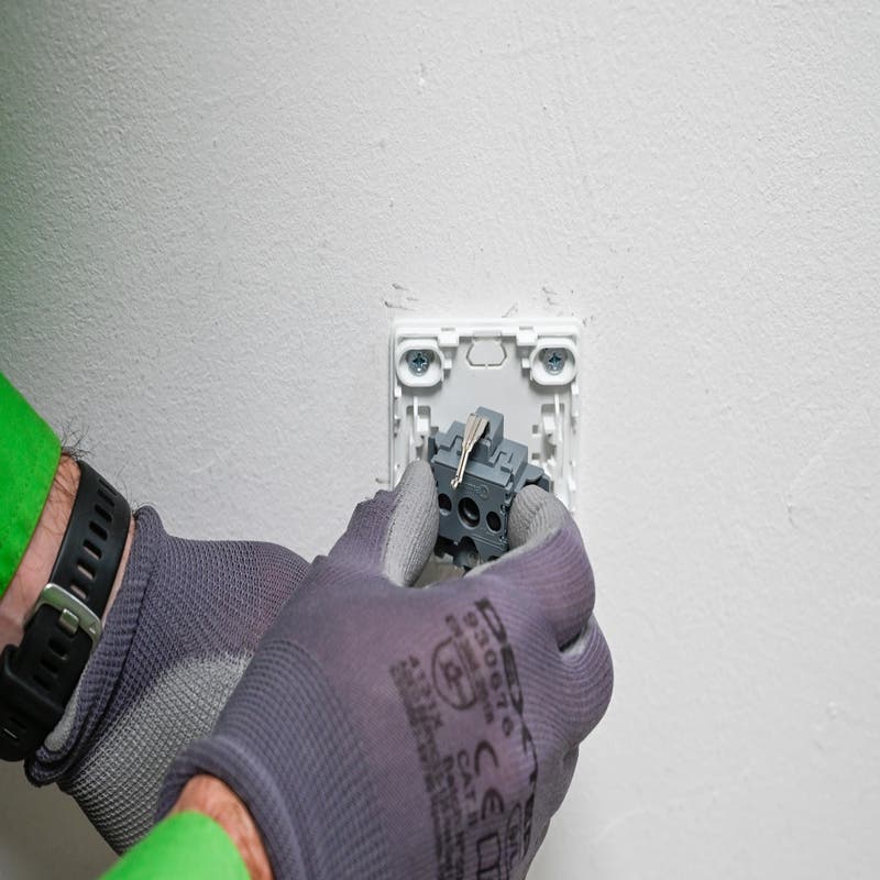 Cómo cambiar un enchufe de sitio sin obras | Leroy Merlin