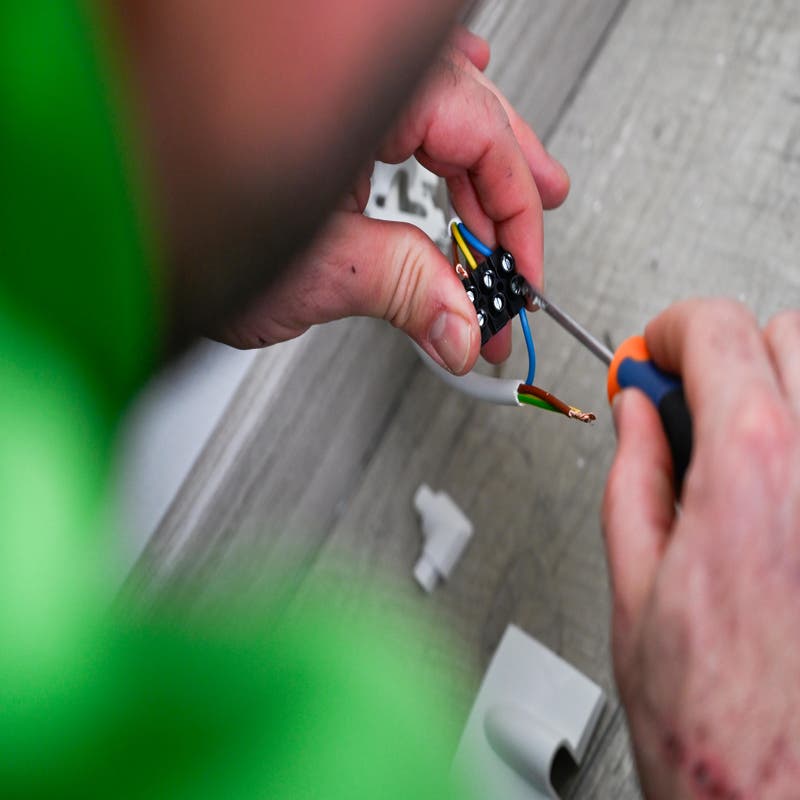 Cómo cambiar un enchufe de sitio sin obras | Leroy Merlin