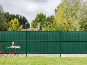 Paneles Metálicos Hércules: Cerramientos Resistentes para Jardín