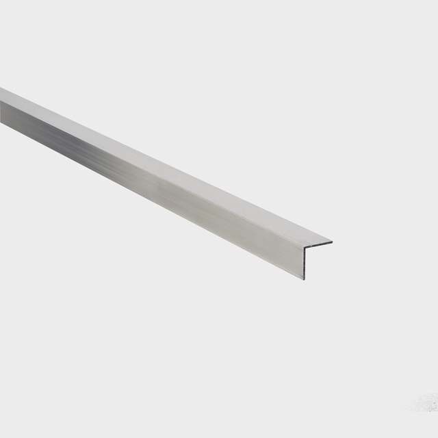 Perfiles angulares metálicos: refuerza esquinas y protege superficies