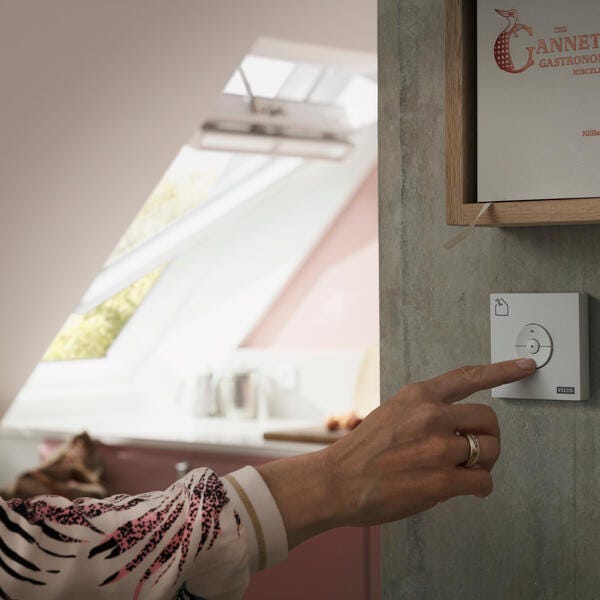 VELUX 114 x 118 Confort solaire WhiteFinish bois blanc GGL SK06 | Leroy ...