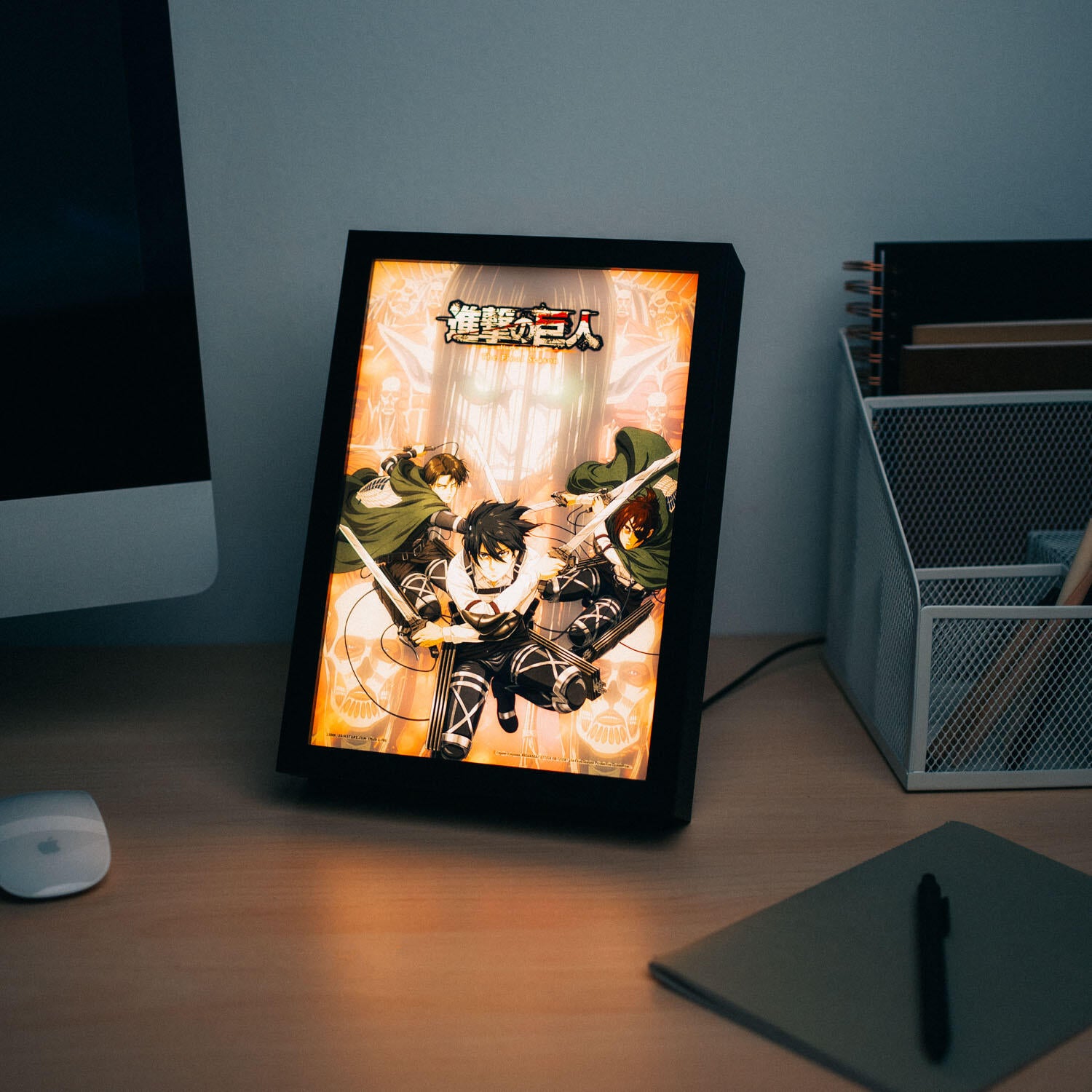 Escultura con marco Attack on Titan 20.8 cm x 31.4 cm | Leroy Merlin