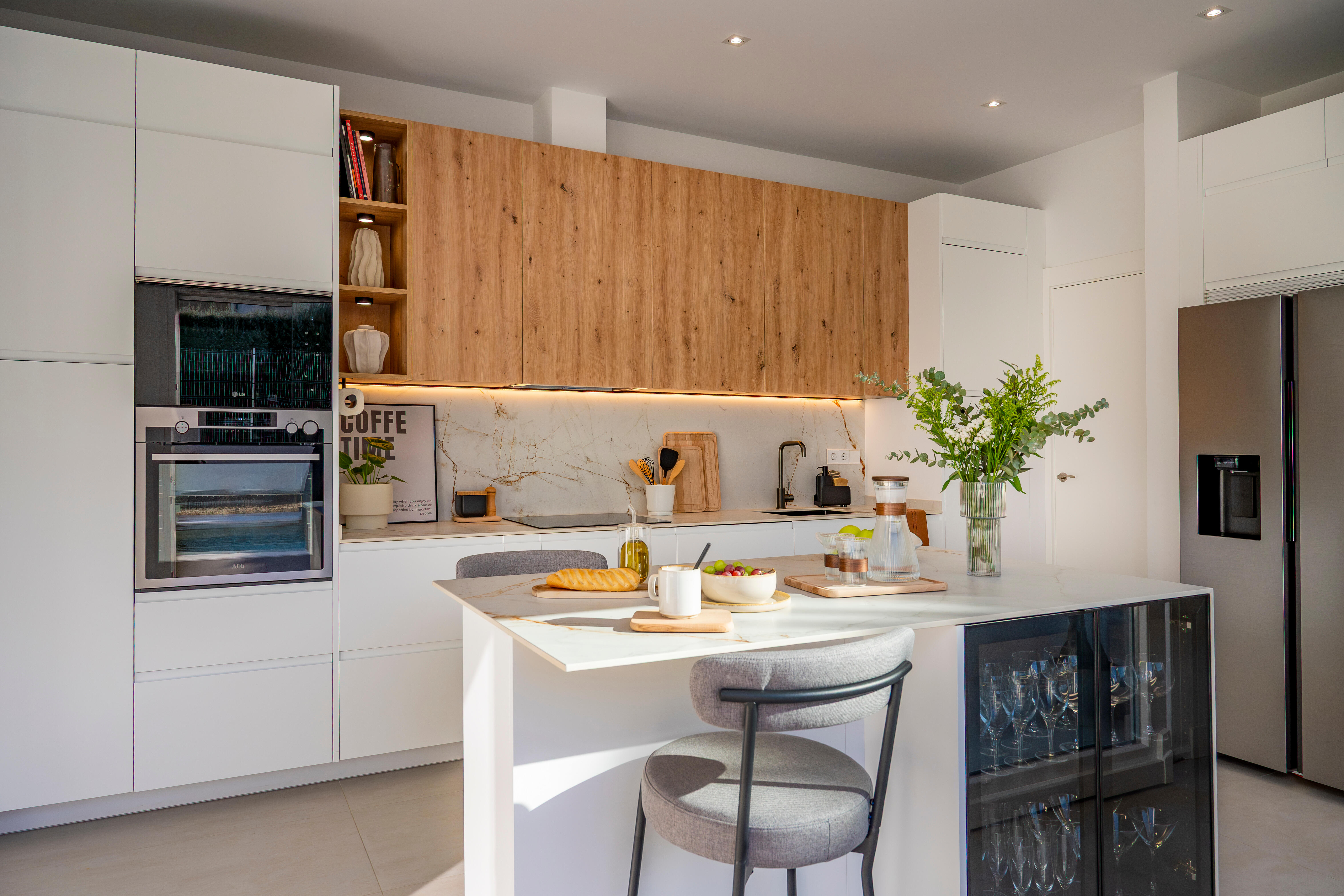 Una cocina moderna y con isla muy rectangular: así resolvimos 17 m² en ...