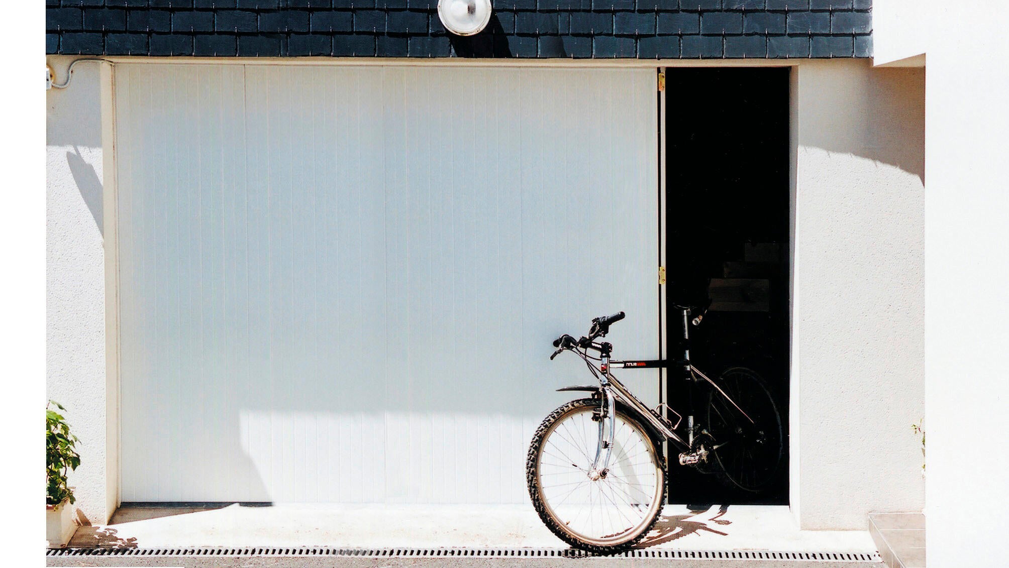 Porte garage coulissante PVC blanc Essentiel H.200 x l.240 cm portillon ...