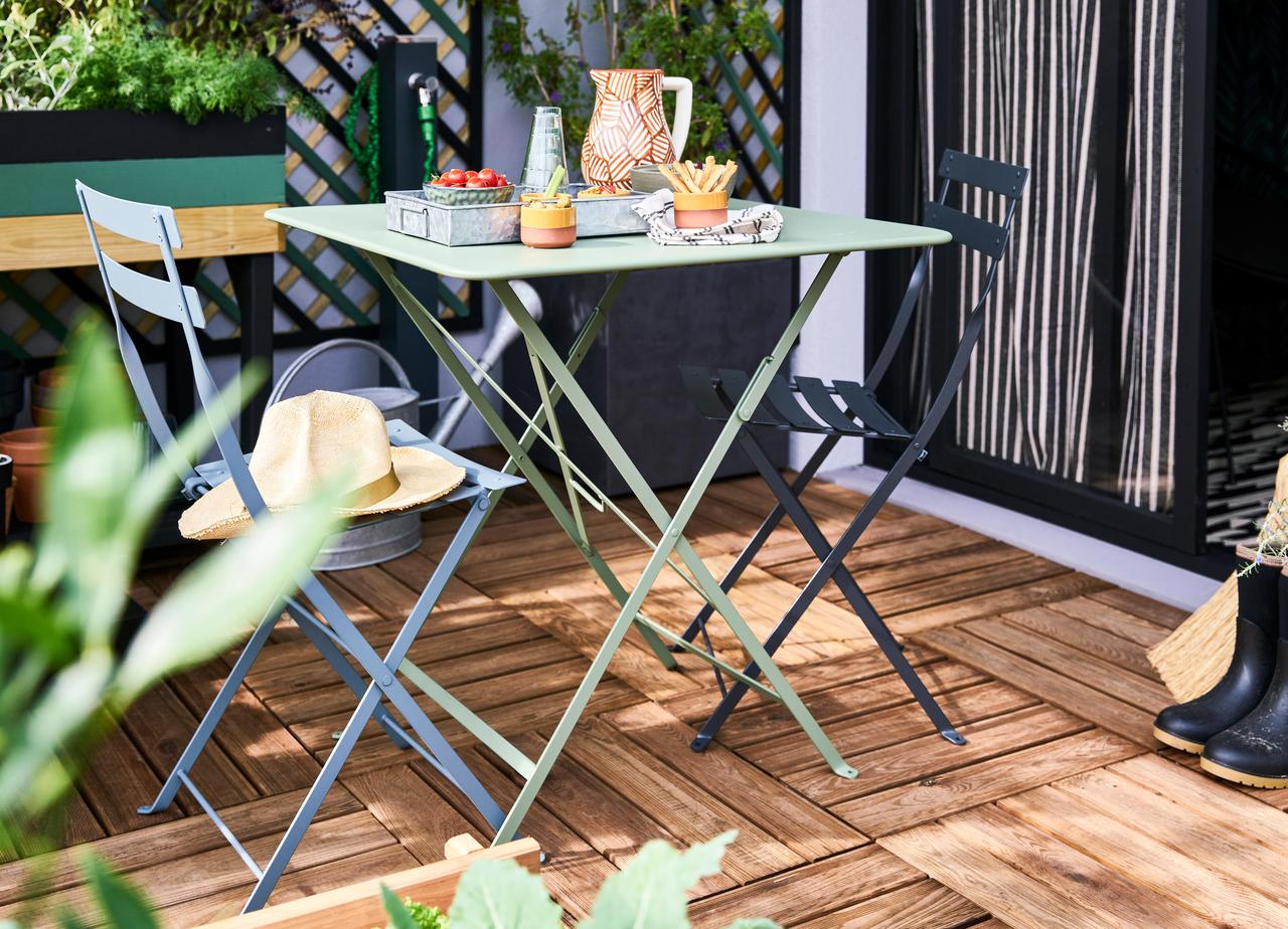 Une table et deux chaises pour profiter du soleil sur le balcon | Leroy ...