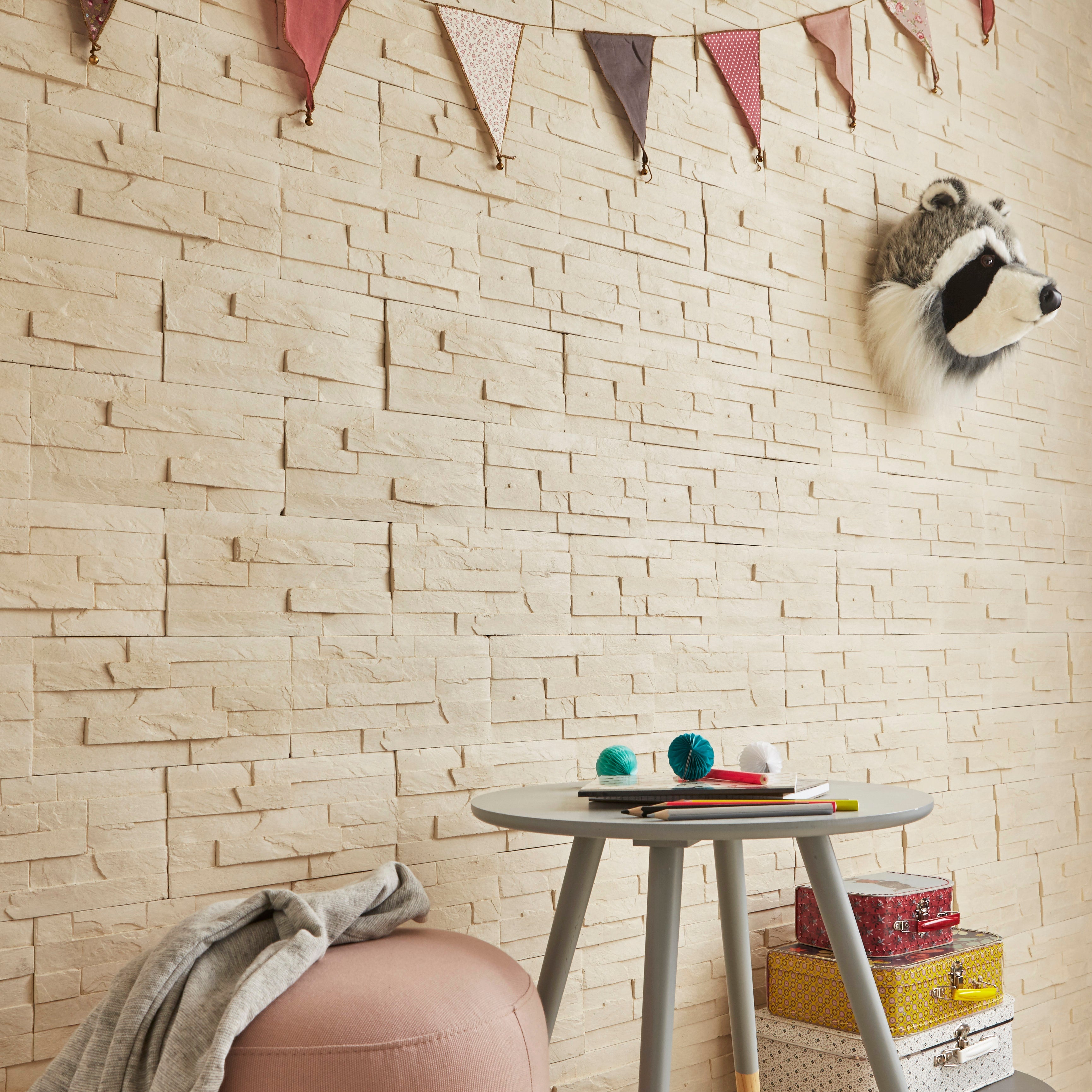 Les plaquettes de parement embellissent les murs du salon | Leroy Merlin