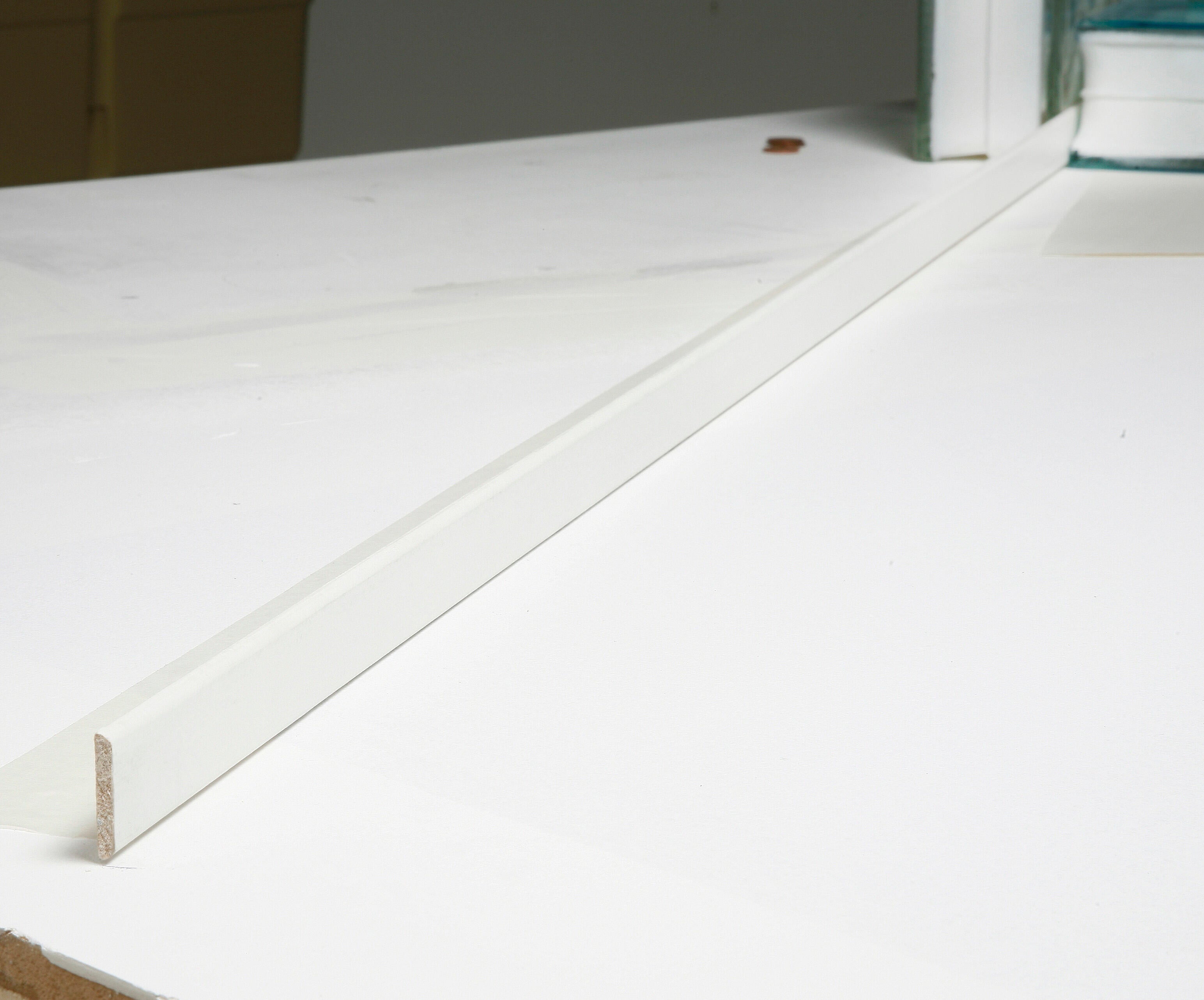 Champlat médium (MDF) 2 arrondis blanc, 4 x 28 mm, L. 2.44 m | Leroy Merlin