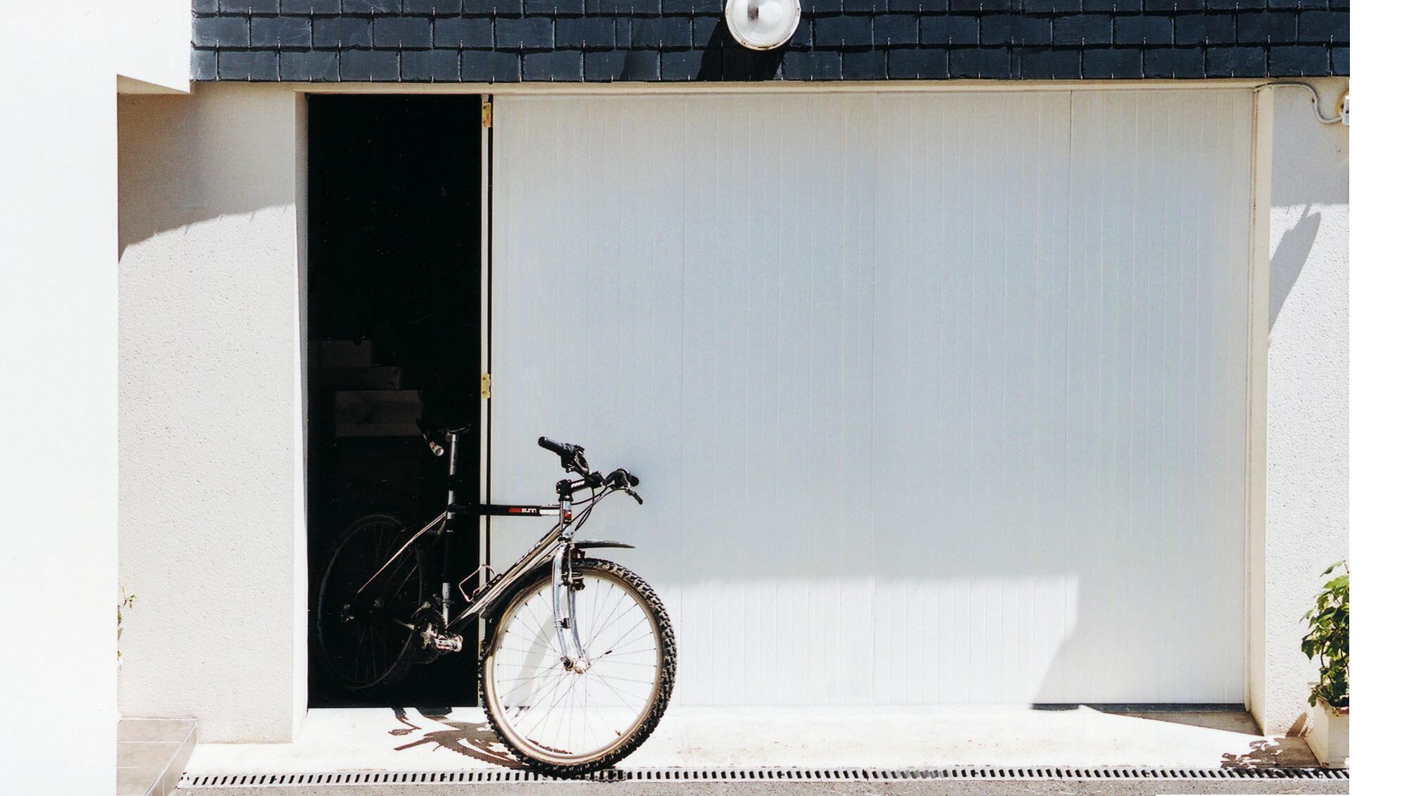 Porte garage coulissante PVC blanc Essentiel H.200 x l.240 cm portillon ...